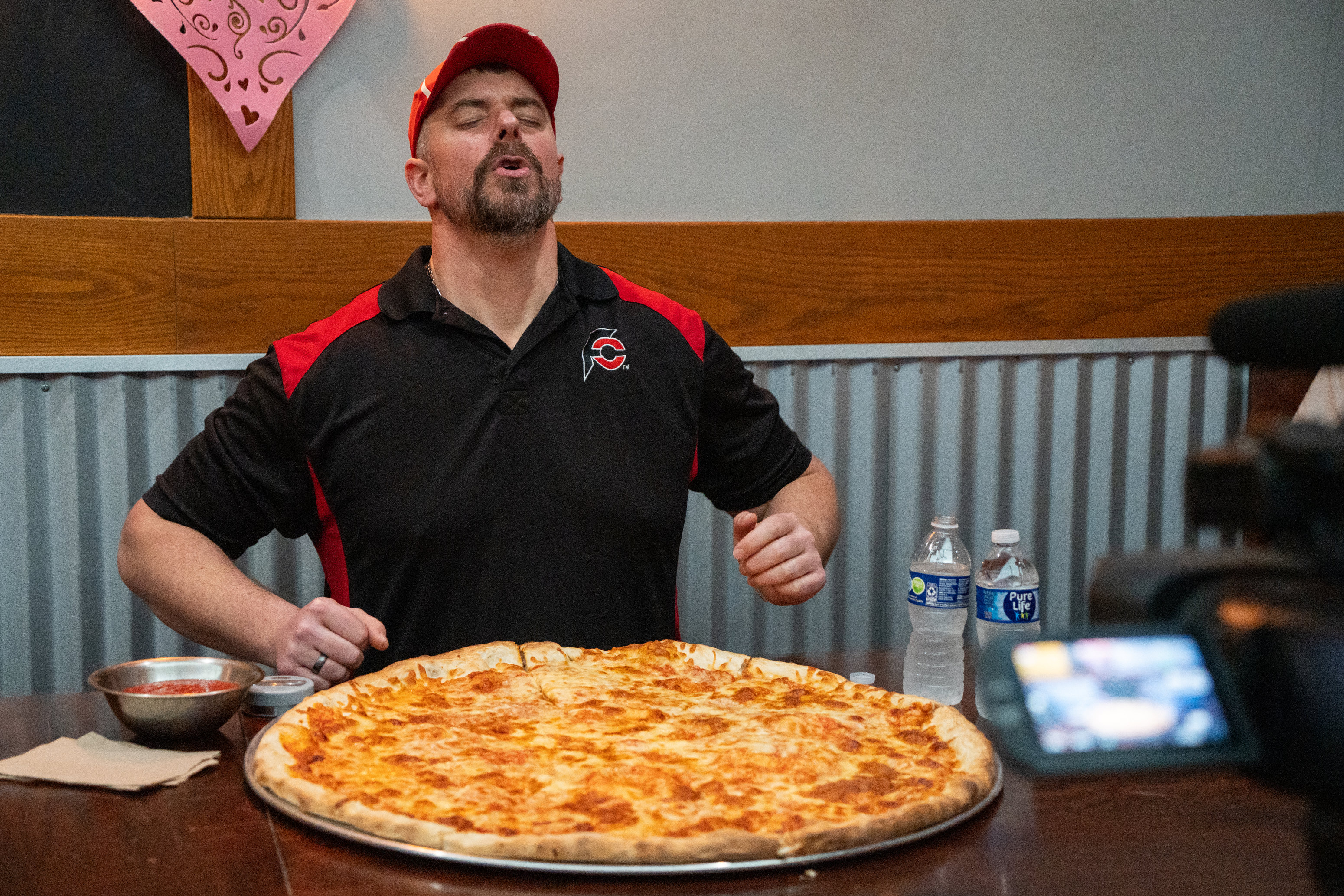 YouTube sensation Randy Santel takes on a 28 inch pizza alone at Benny ...