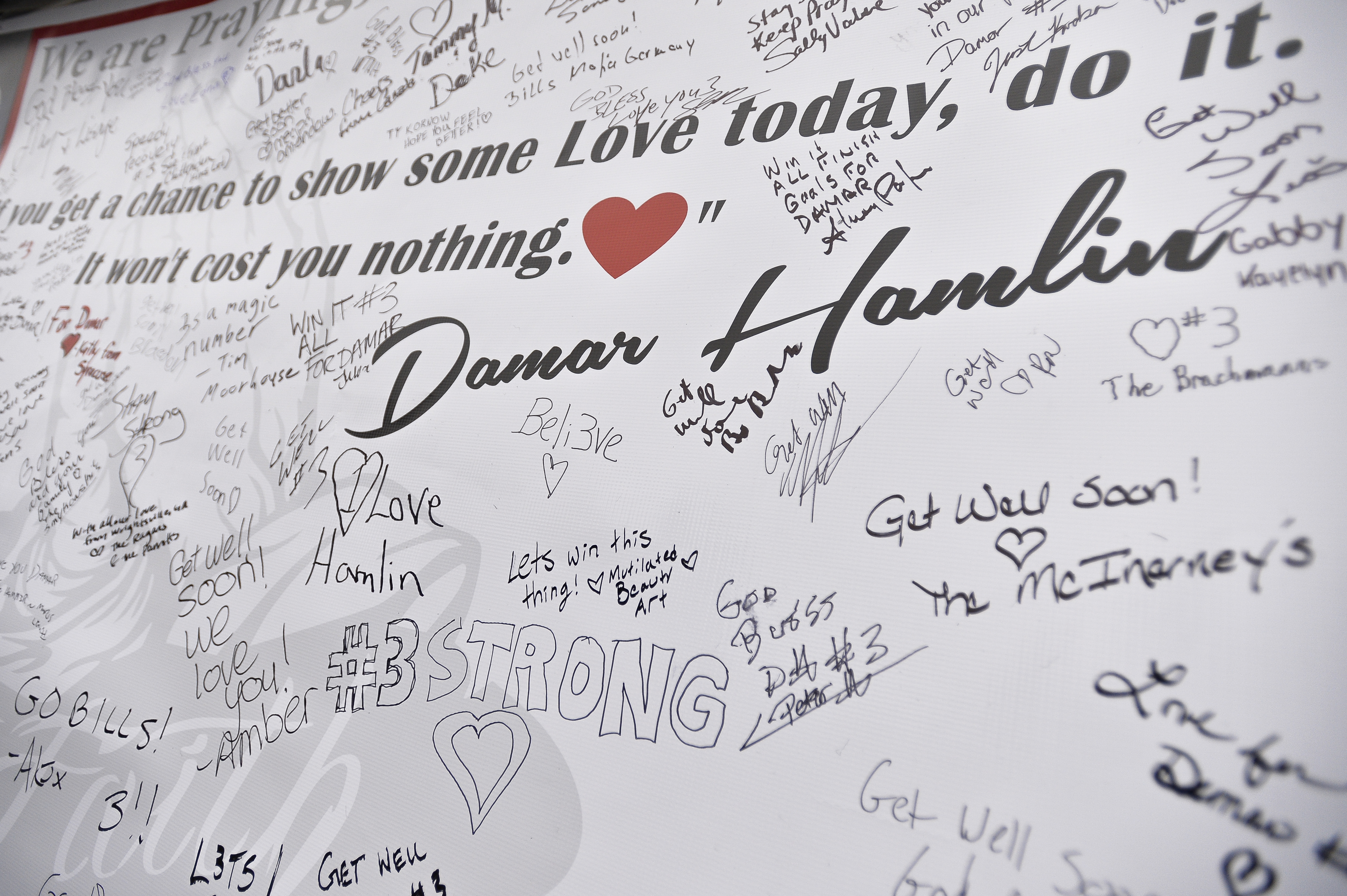 NFL players, fans pay tribute to Bills safety Damar Hamlin - syracuse.com