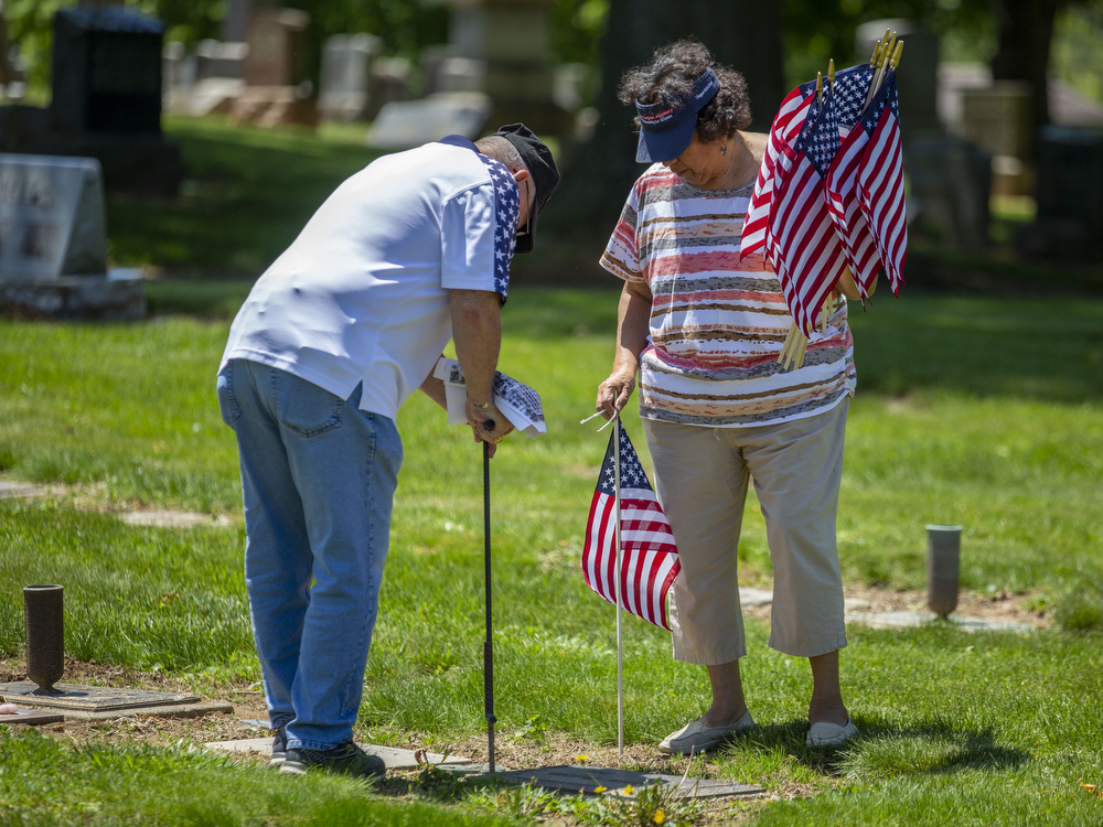 Volunteers put 500 U.S. flags on veteran grave at Mt. Olivet Cemetery ...
