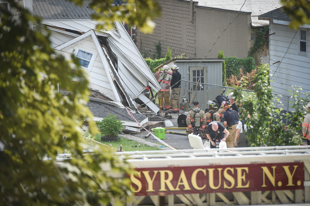 House destroyed in Syracuse, 12 people hurt - syracuse.com