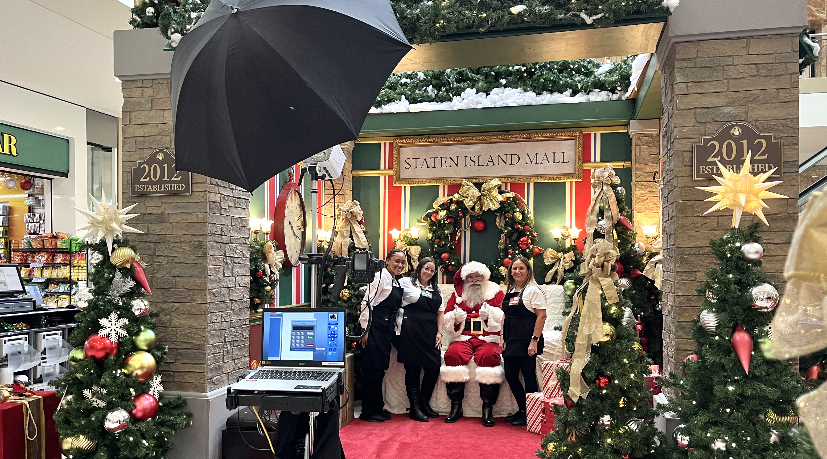 Santa arrives at the Staten Island Mall - silive.com