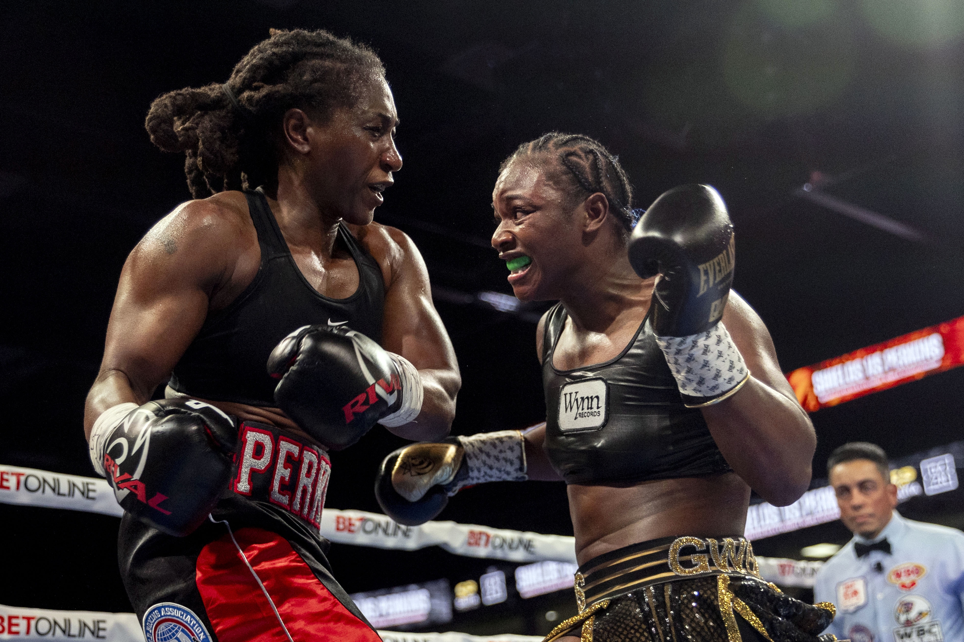 Claressa Shields drops Perkins, becomes undisputed heavyweight champ ...
