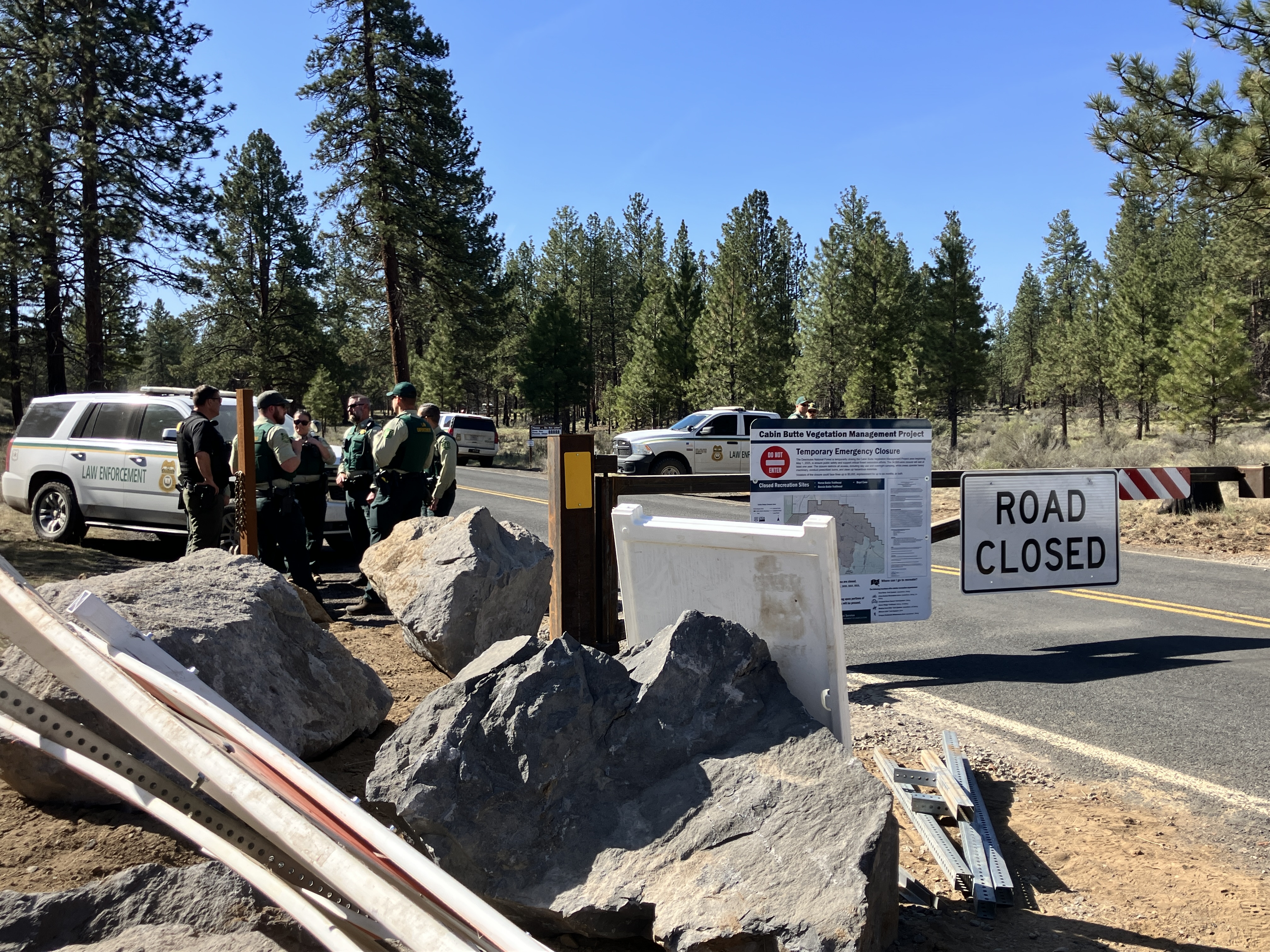 Gate closed to Cabin Butte expanse of Deschutes National Forest ...