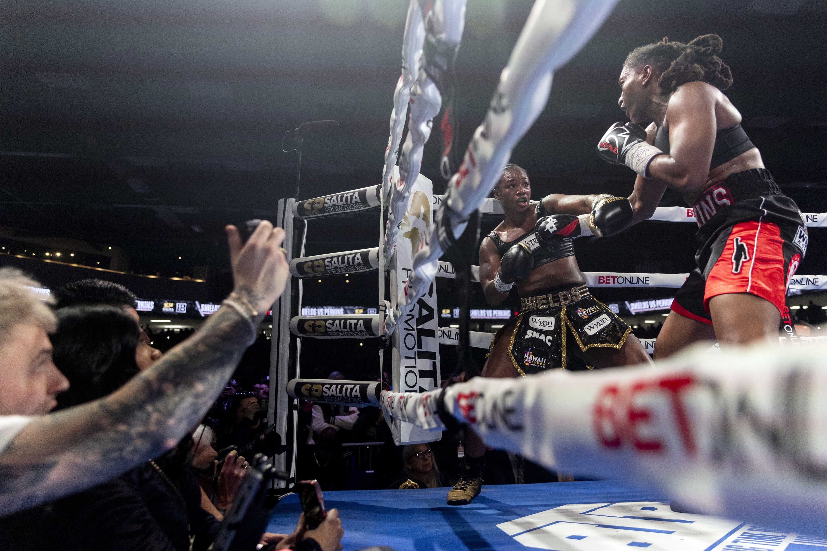 Claressa Shields drops Perkins, becomes undisputed heavyweight champ ...