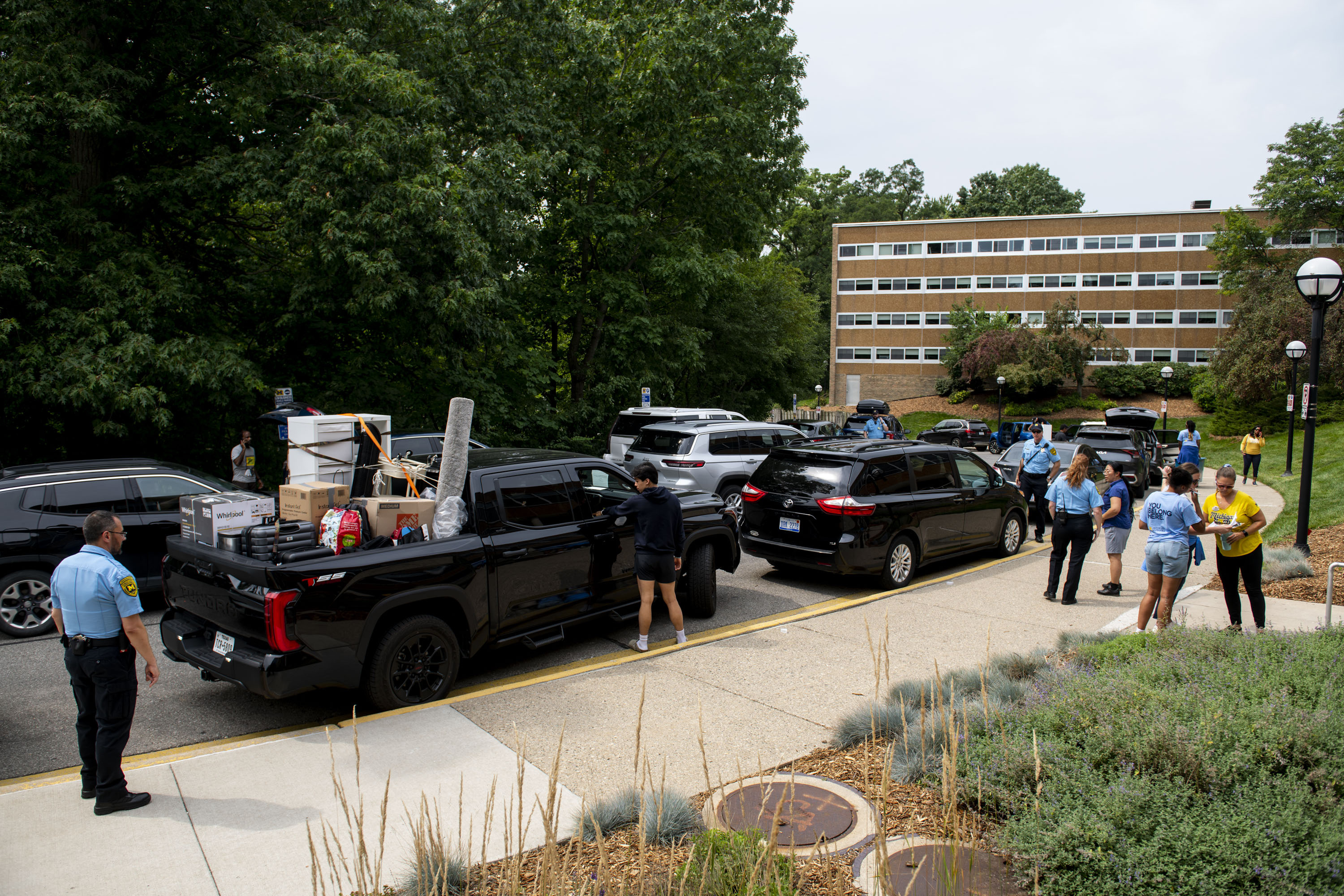 UM Move in Day 2023 - Students move in to Bursley Hall on North Campus ...