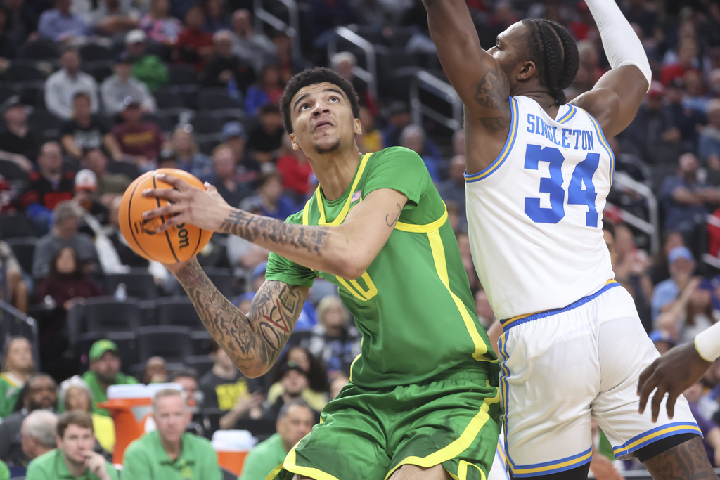 Oregon Ducks vs. UCLA at Pac-12 men's basketball tournament ...