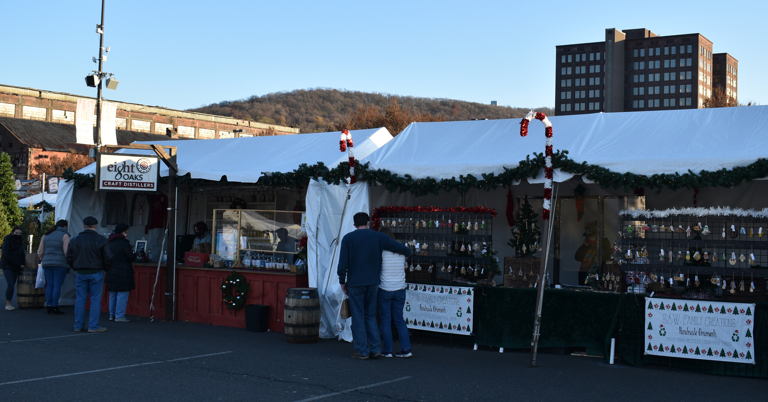 It's a jolly distanced Christmas, shopping outdoors in Bethlehem ...