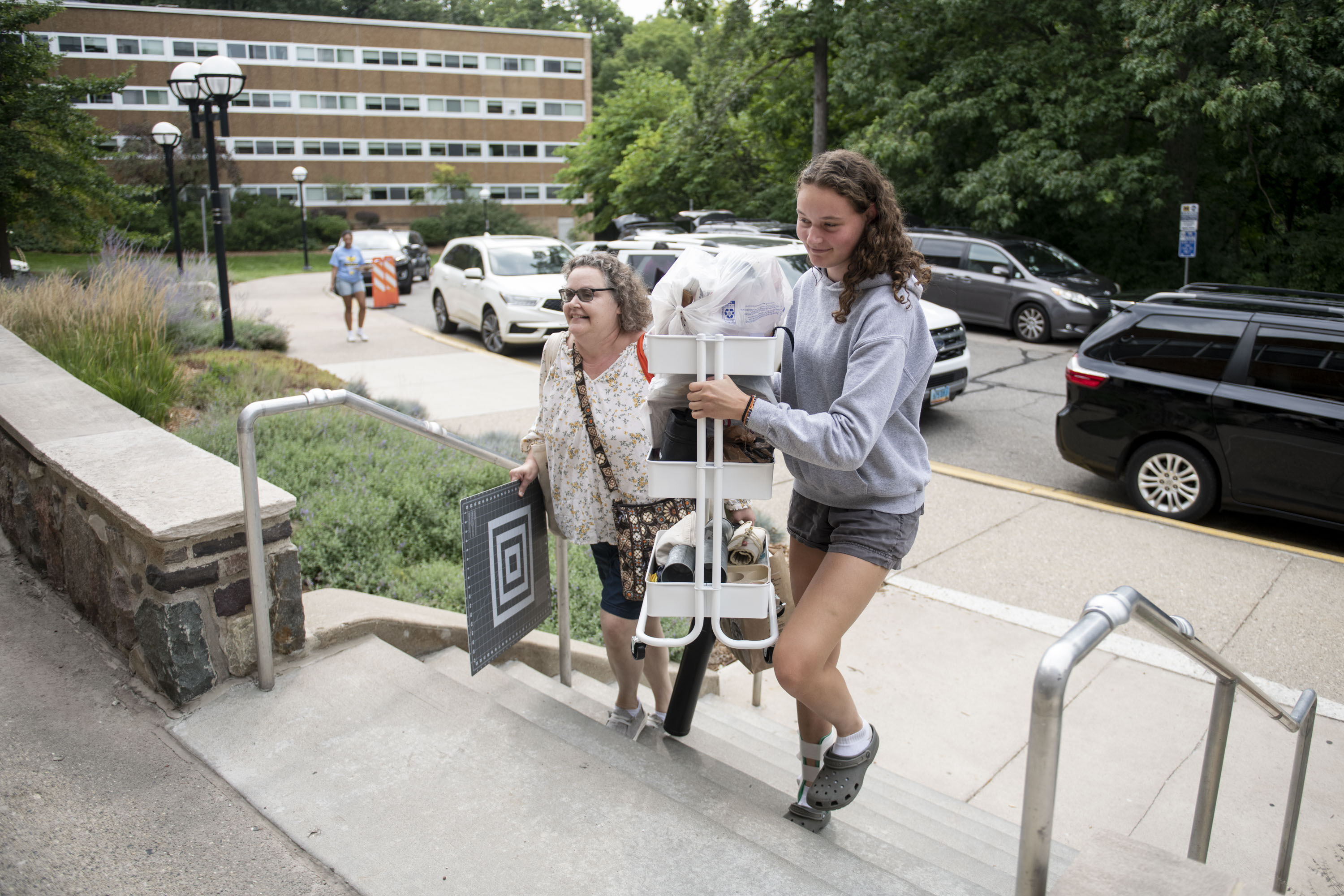 UM Move in Day 2023 - Students move in to Bursley Hall on North Campus ...