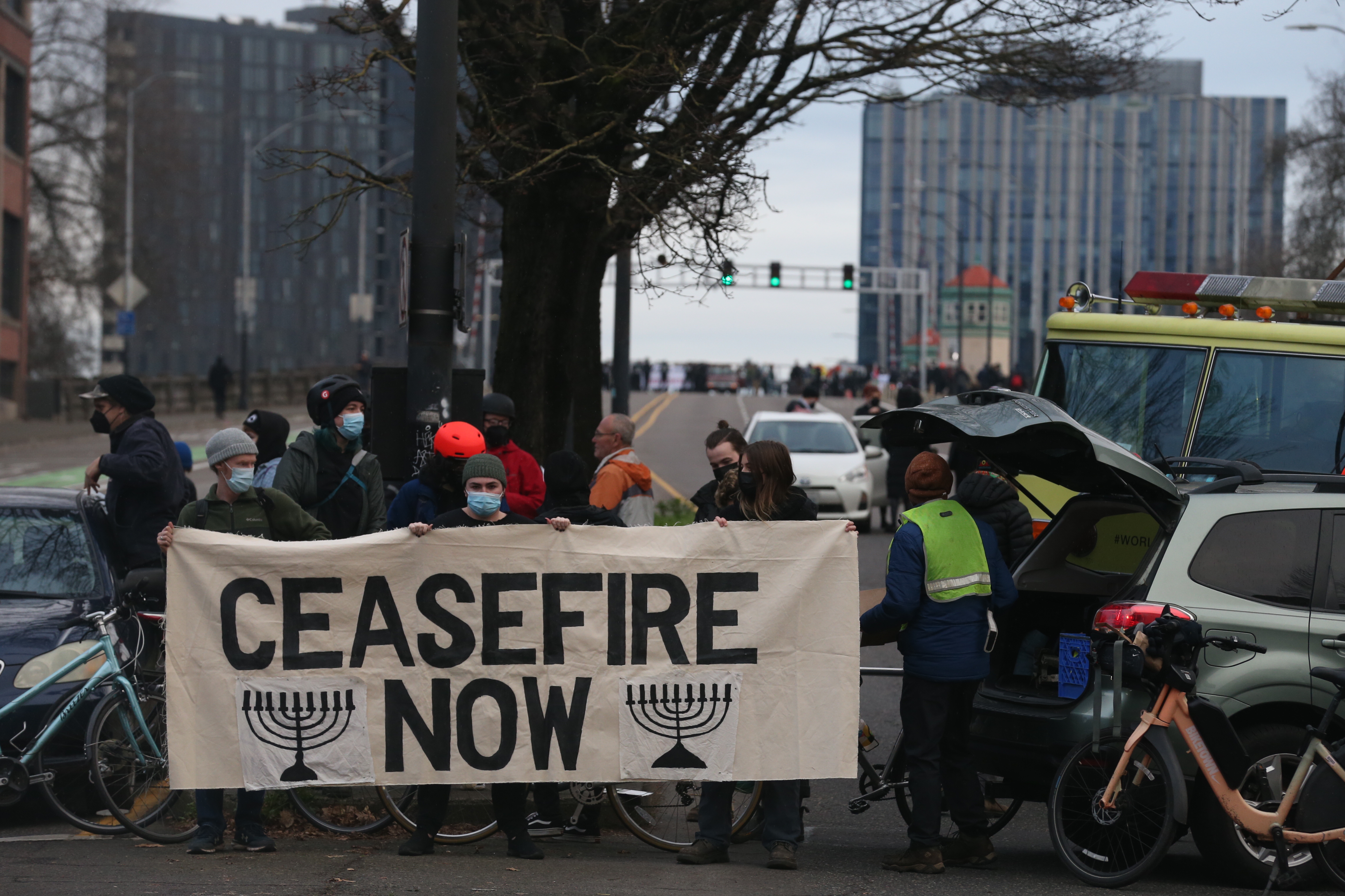 Jewish Voices for Peace gather on Burnside Bridge to demand a ceasefire ...