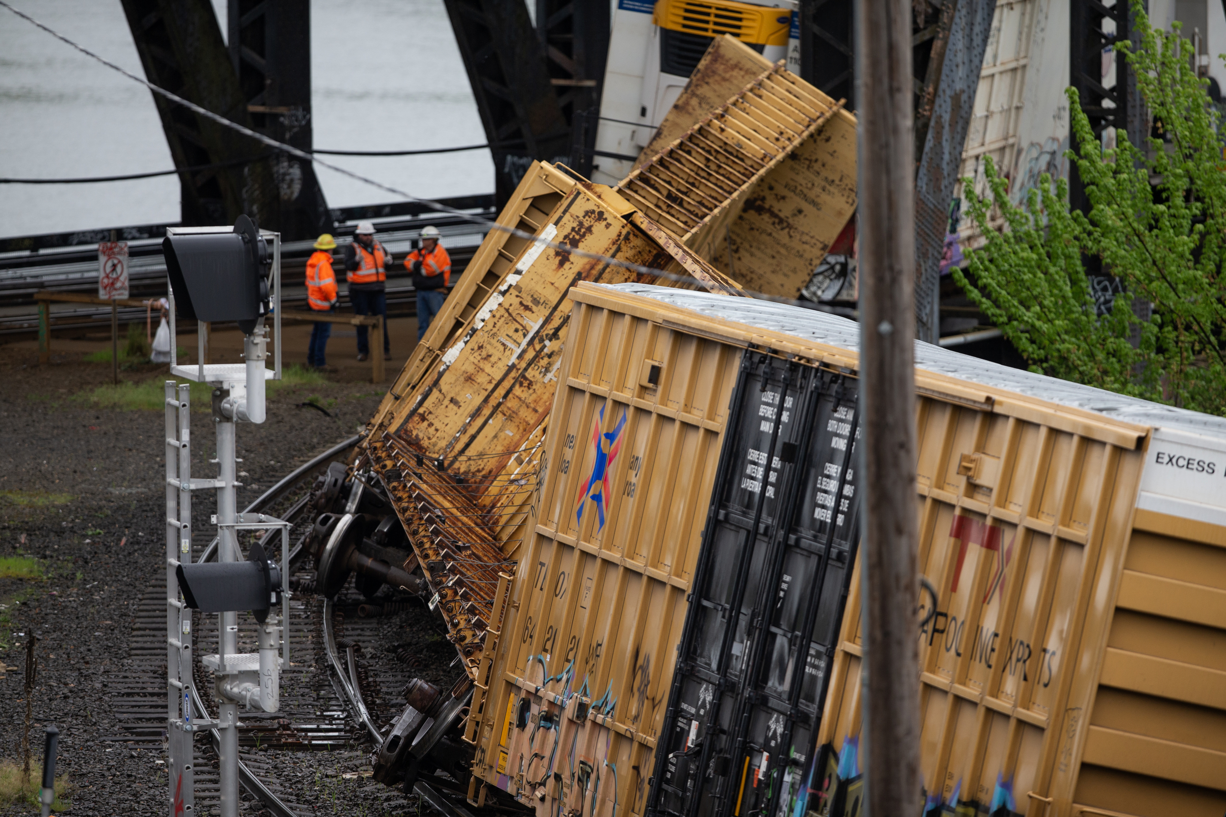 Steel Bridge freight train derailment - oregonlive.com
