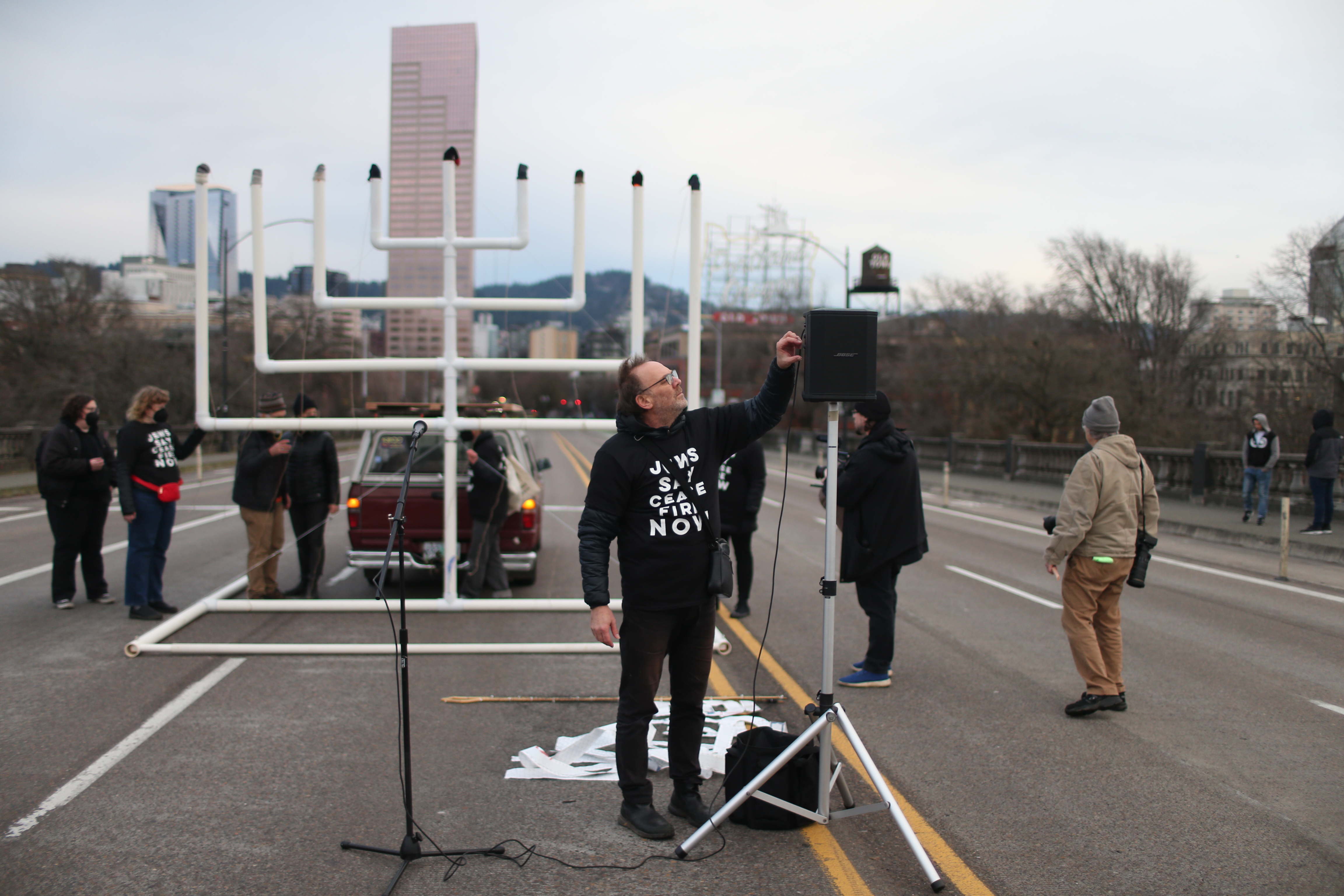 Jewish Voices for Peace gather on Burnside Bridge to demand a ceasefire ...