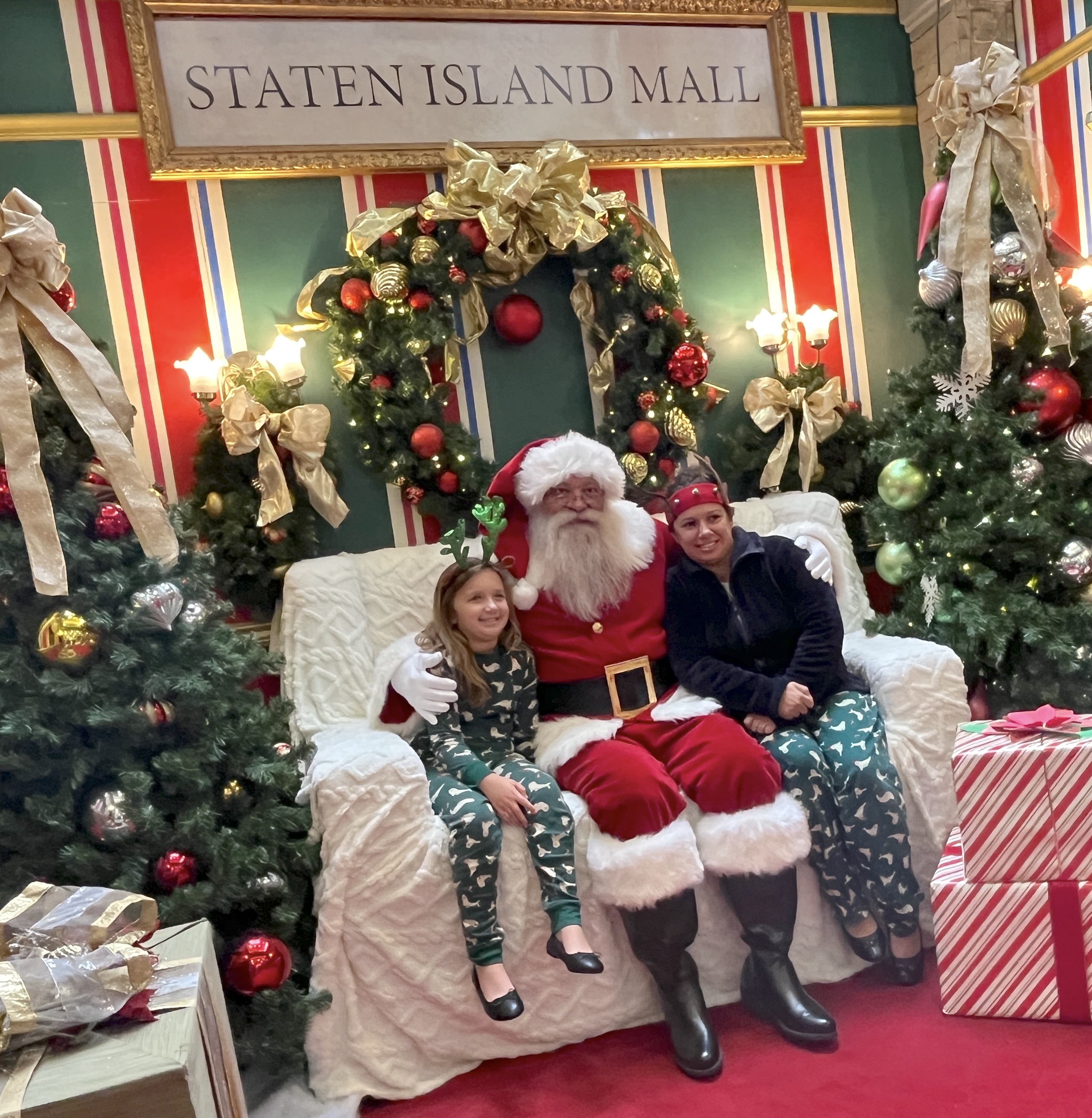 Santa arrives at the Staten Island Mall - silive.com