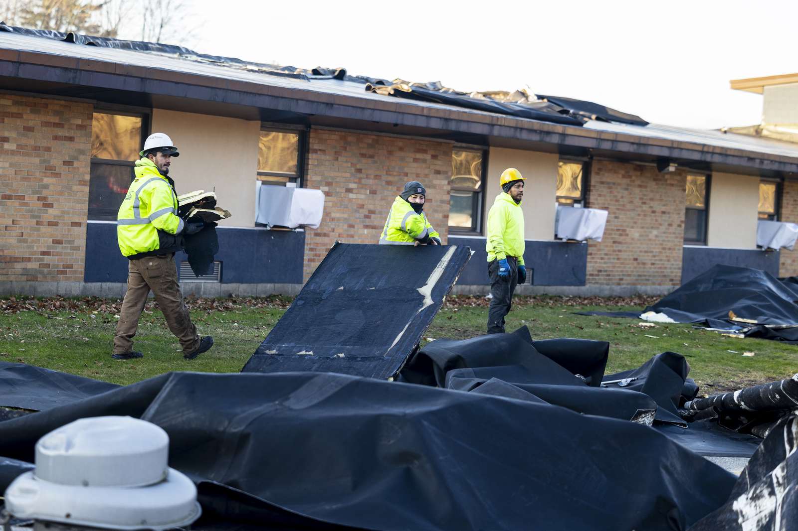 Roof blown off Edgewood Elementary School in Fruitport - mlive.com
