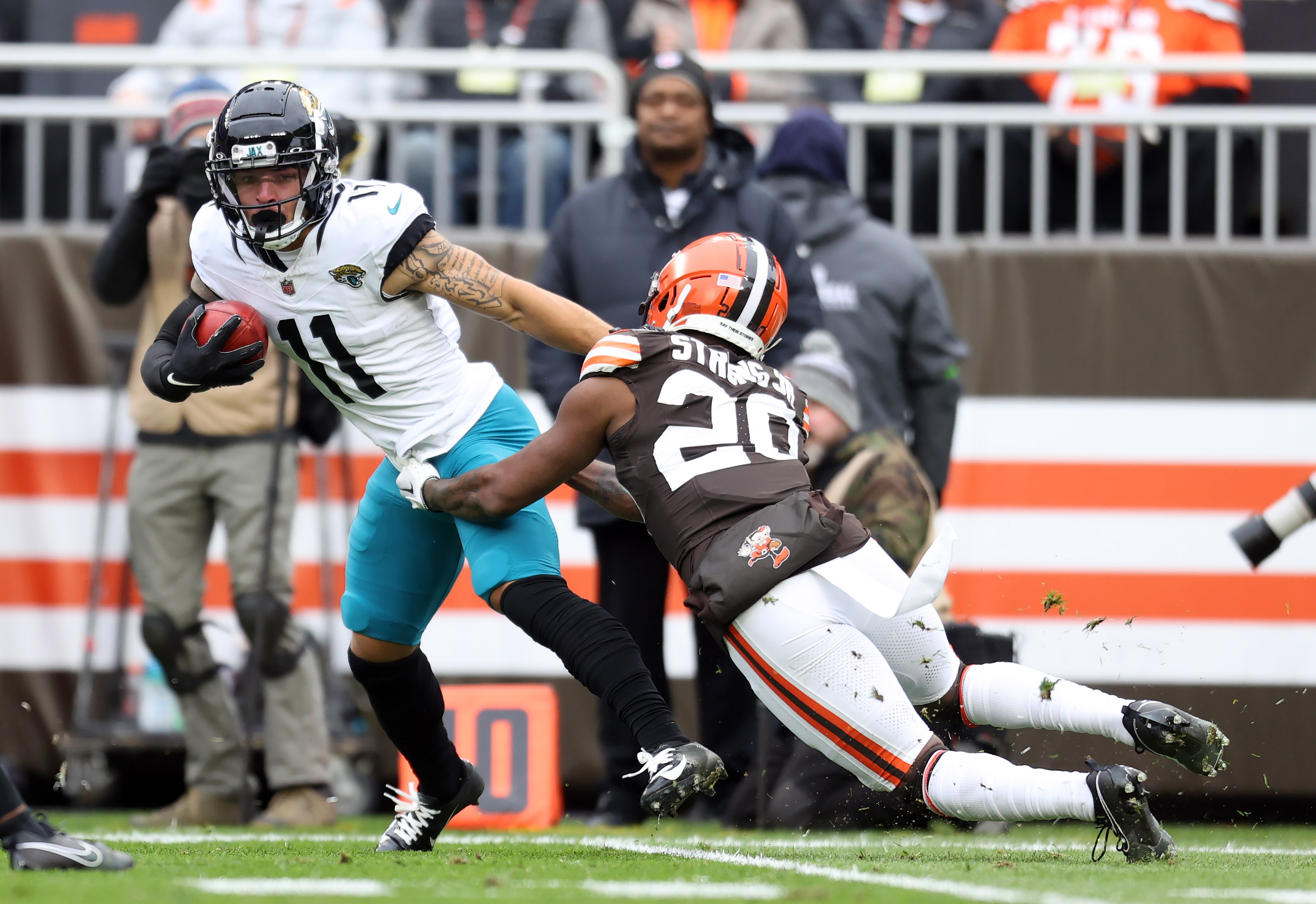 Cleveland Bowns defense vs. Jacksonville Jaguars, December 10, 2023 ...