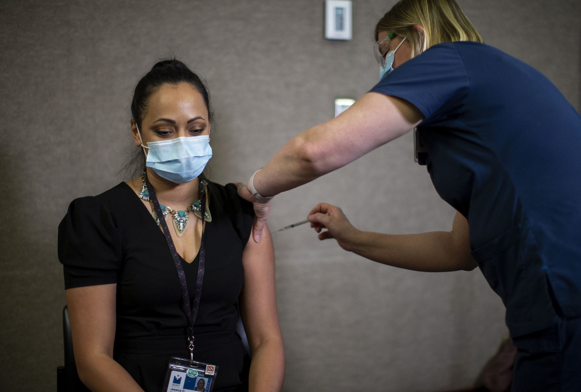 Oregon immunizes its first healthcare workers against COVID-19 ...
