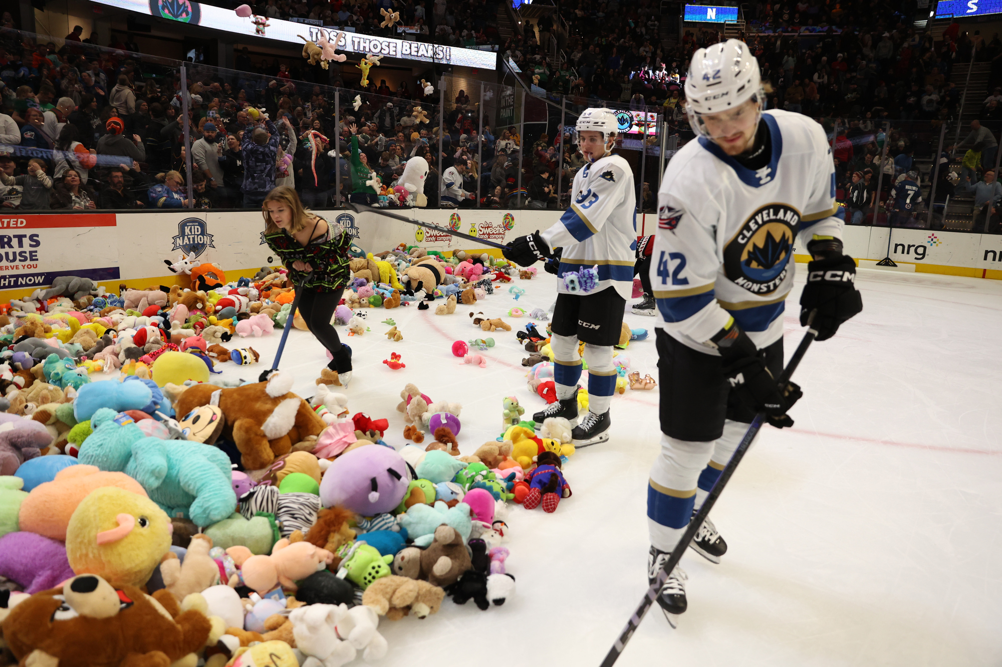 Teddy Bear Toss at Cleveland Monsters game - cleveland.com