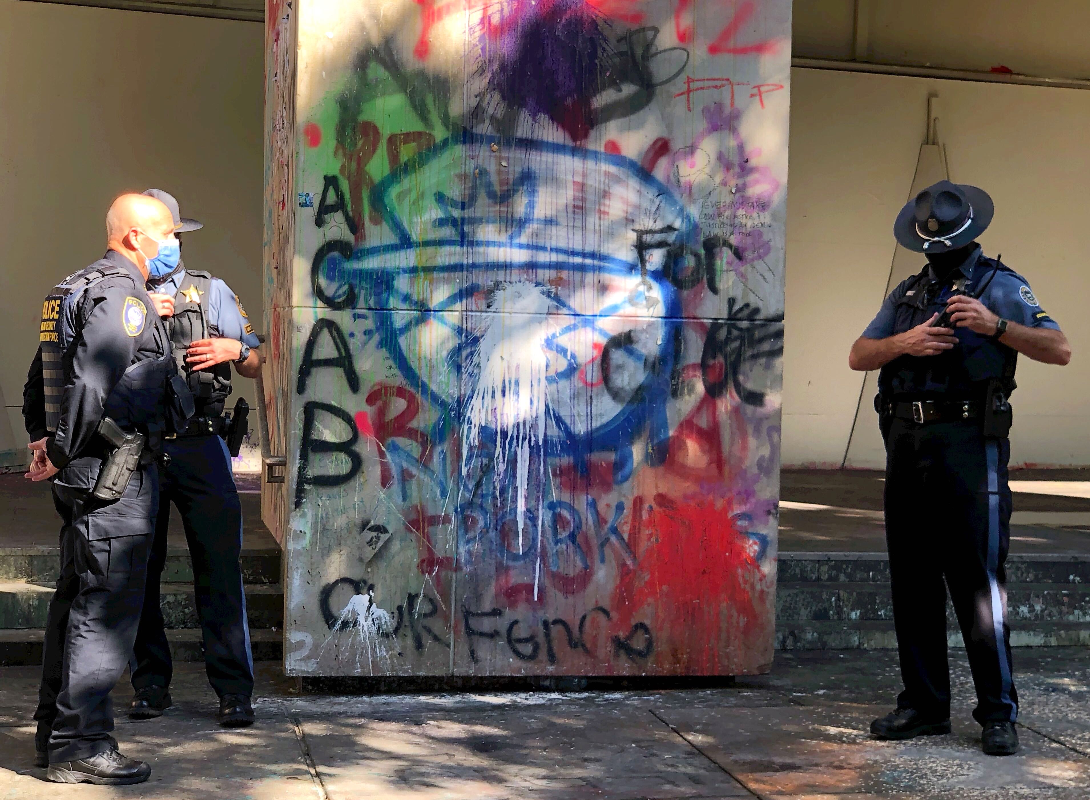 Oregon State Police at federal courthouse - oregonlive.com