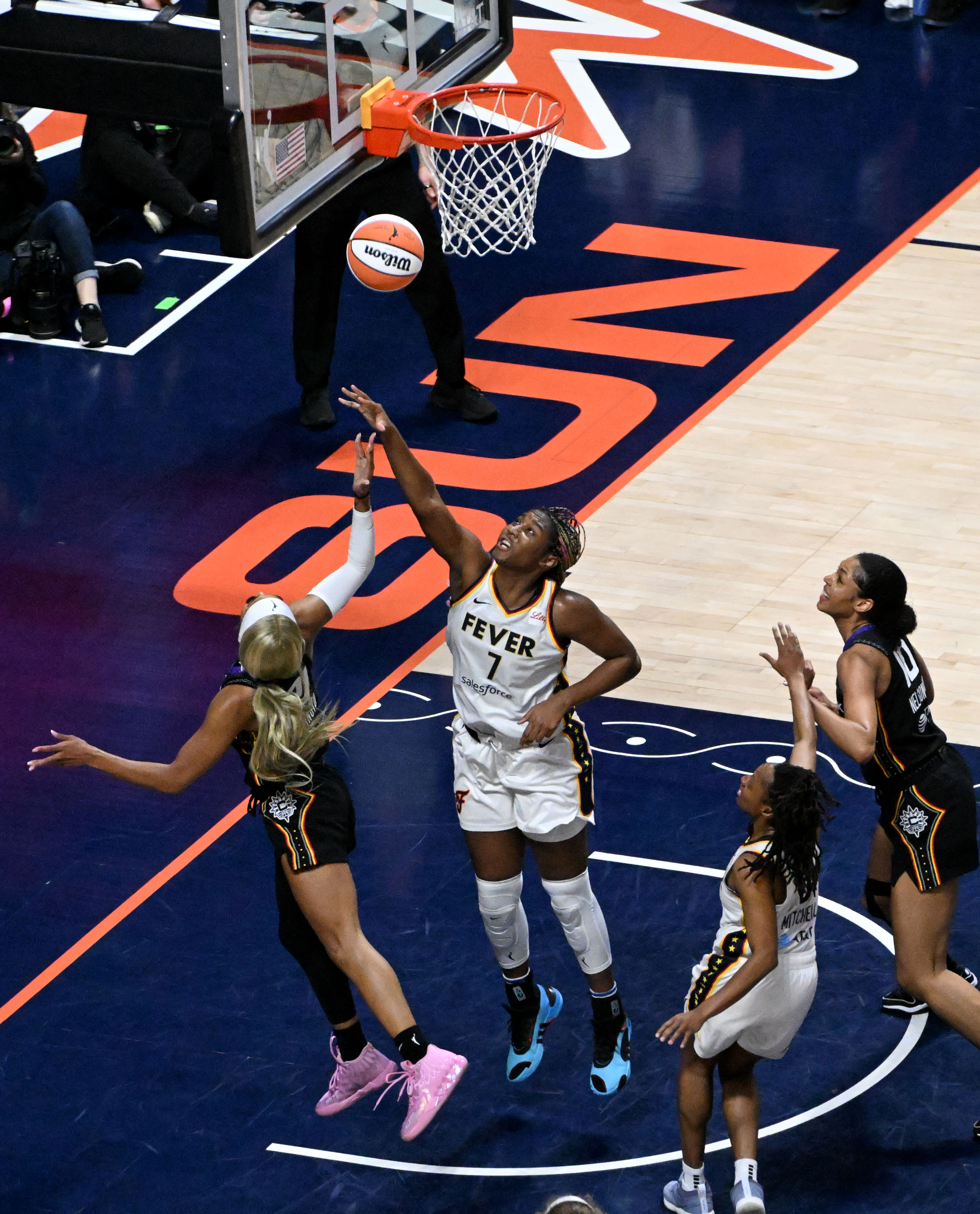 Caitlin Clark makes WNBA debut in loss to Connecticut Sun - masslive.com