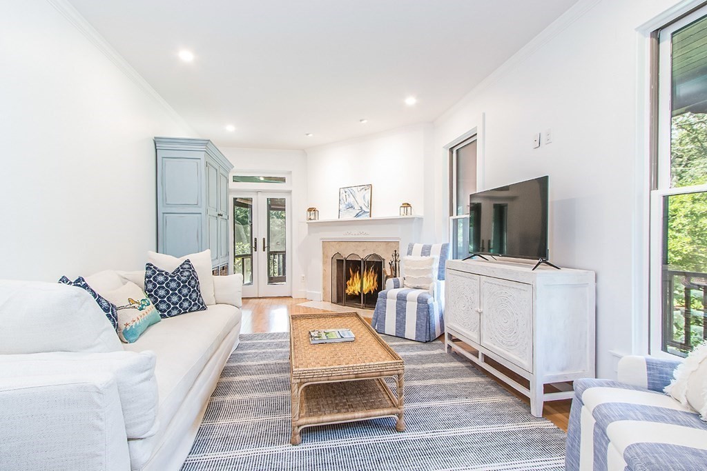 House of the Week: Mermaid Cottage on Cape Cod listed for $1.4 million ...