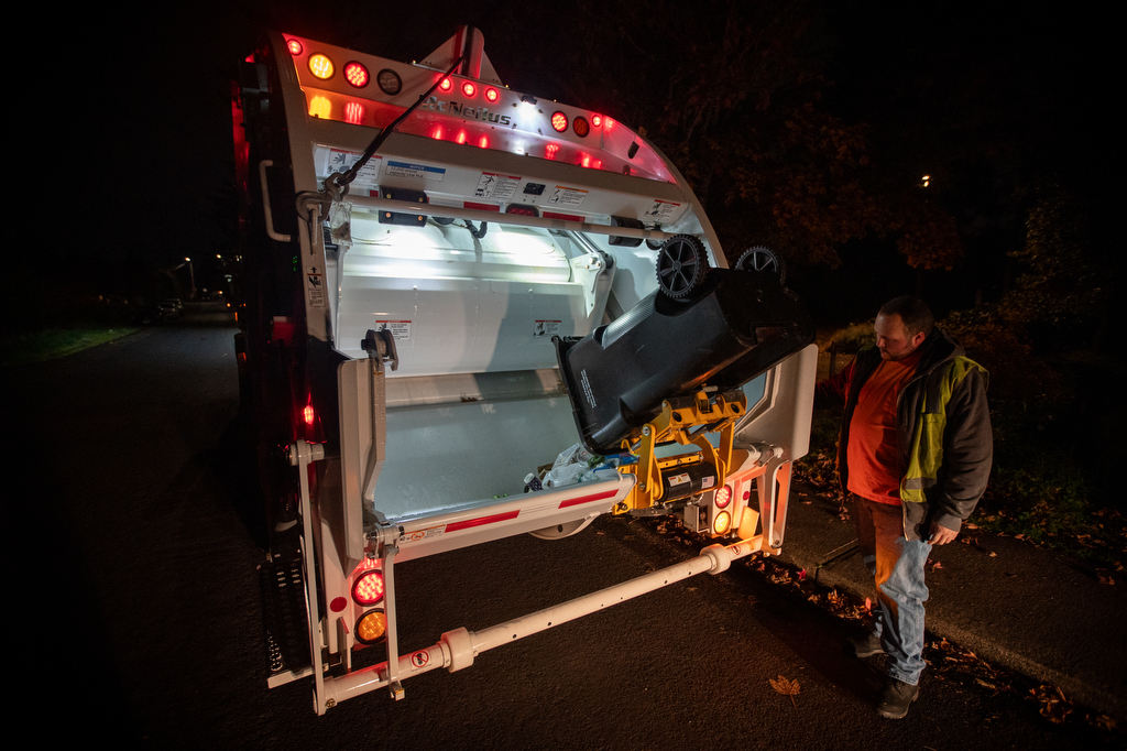 COR City of Roses Disposal and Recycling electric dump truck ...