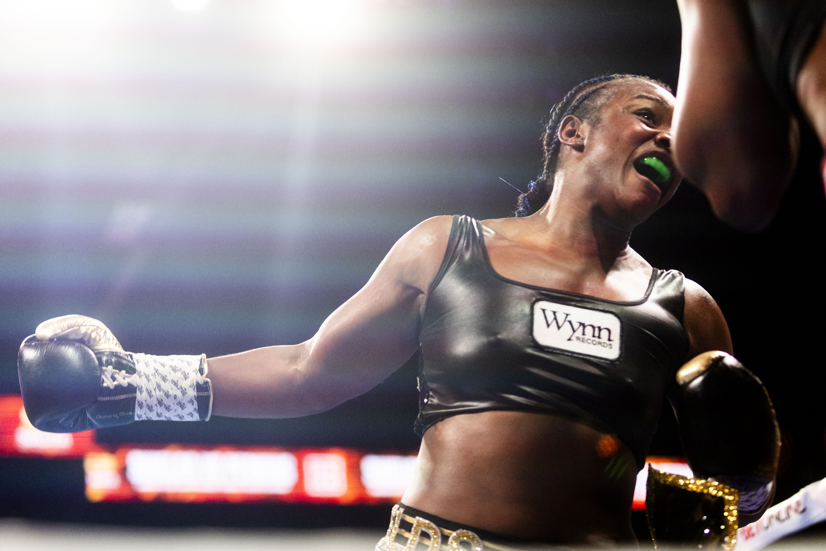 Claressa Shields drops Perkins, becomes undisputed heavyweight champ ...