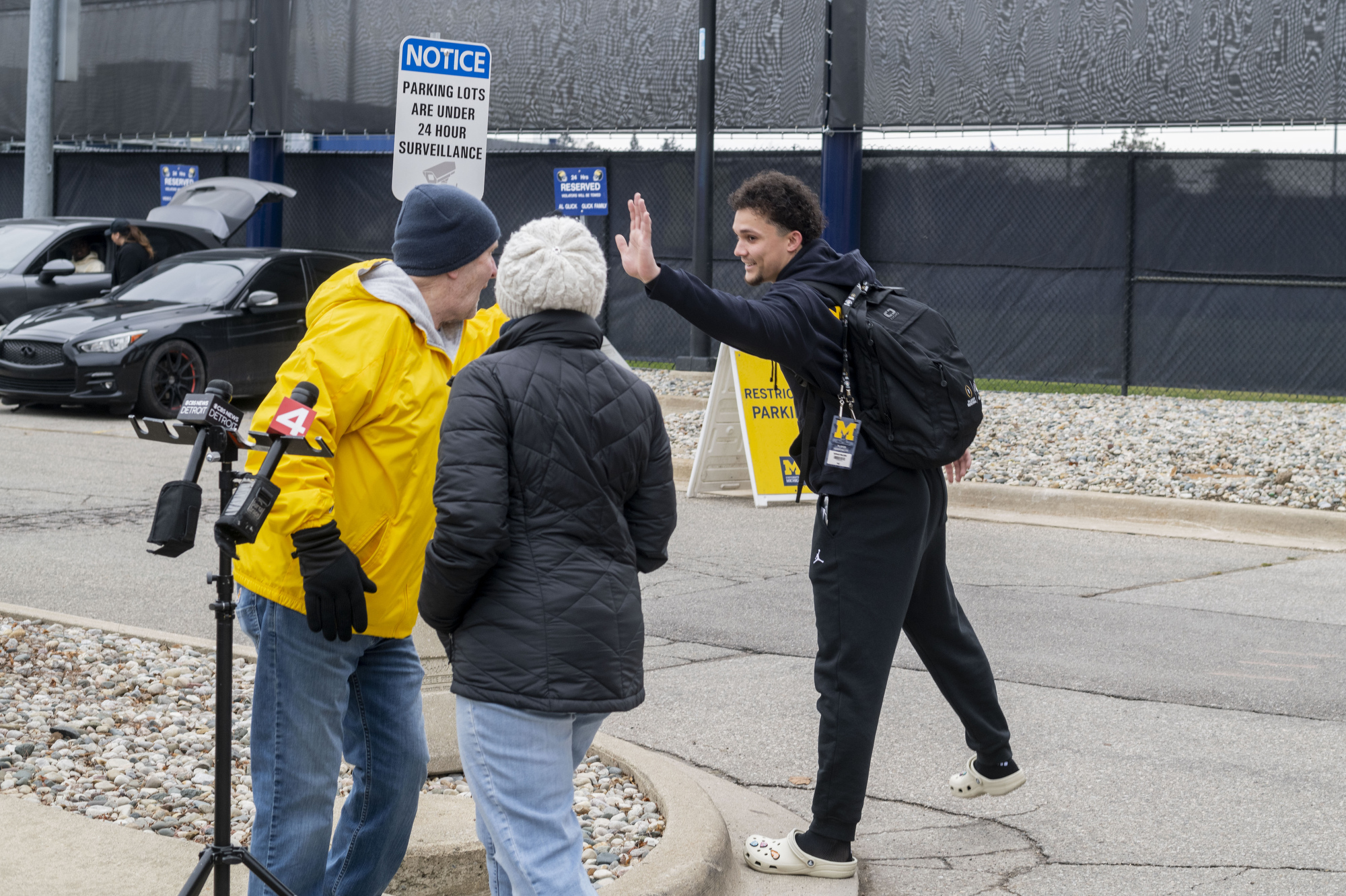 Michigan football players depart Ann Arbor bound for national ...