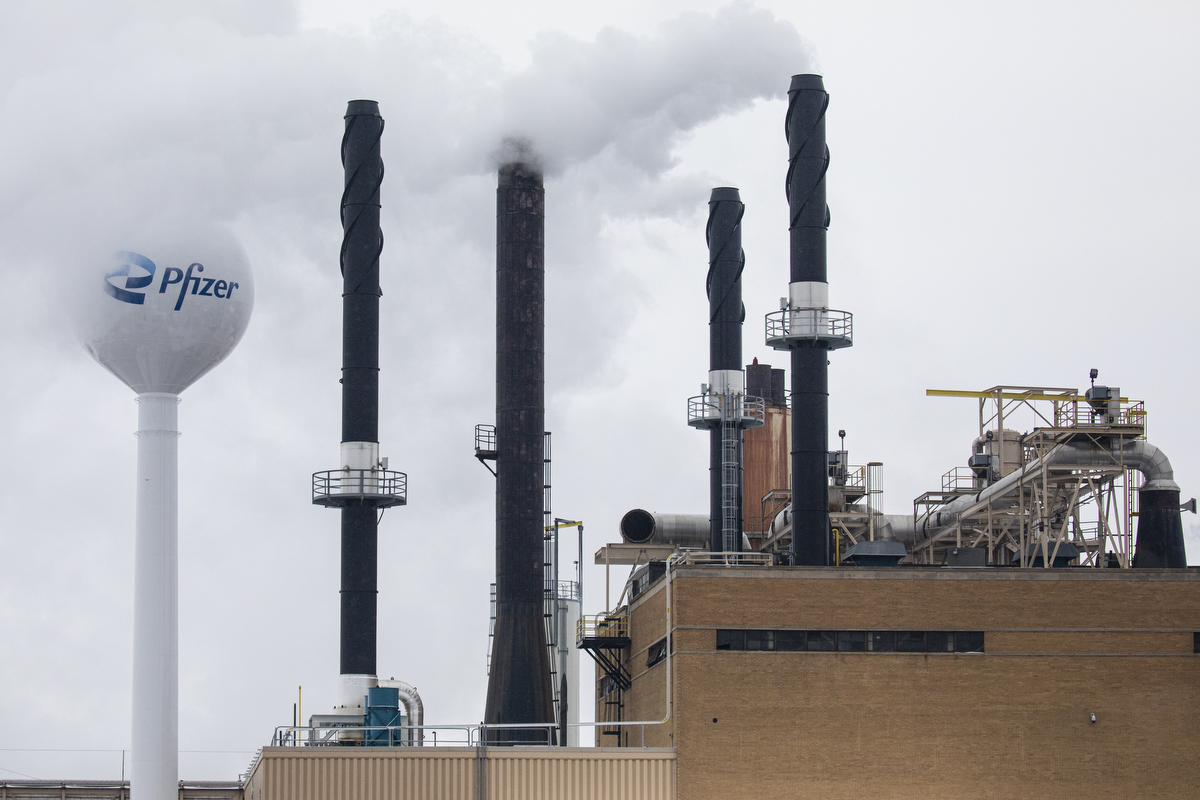 President Joe Biden visits Pfizer headquarters in Portage, Michigan ...