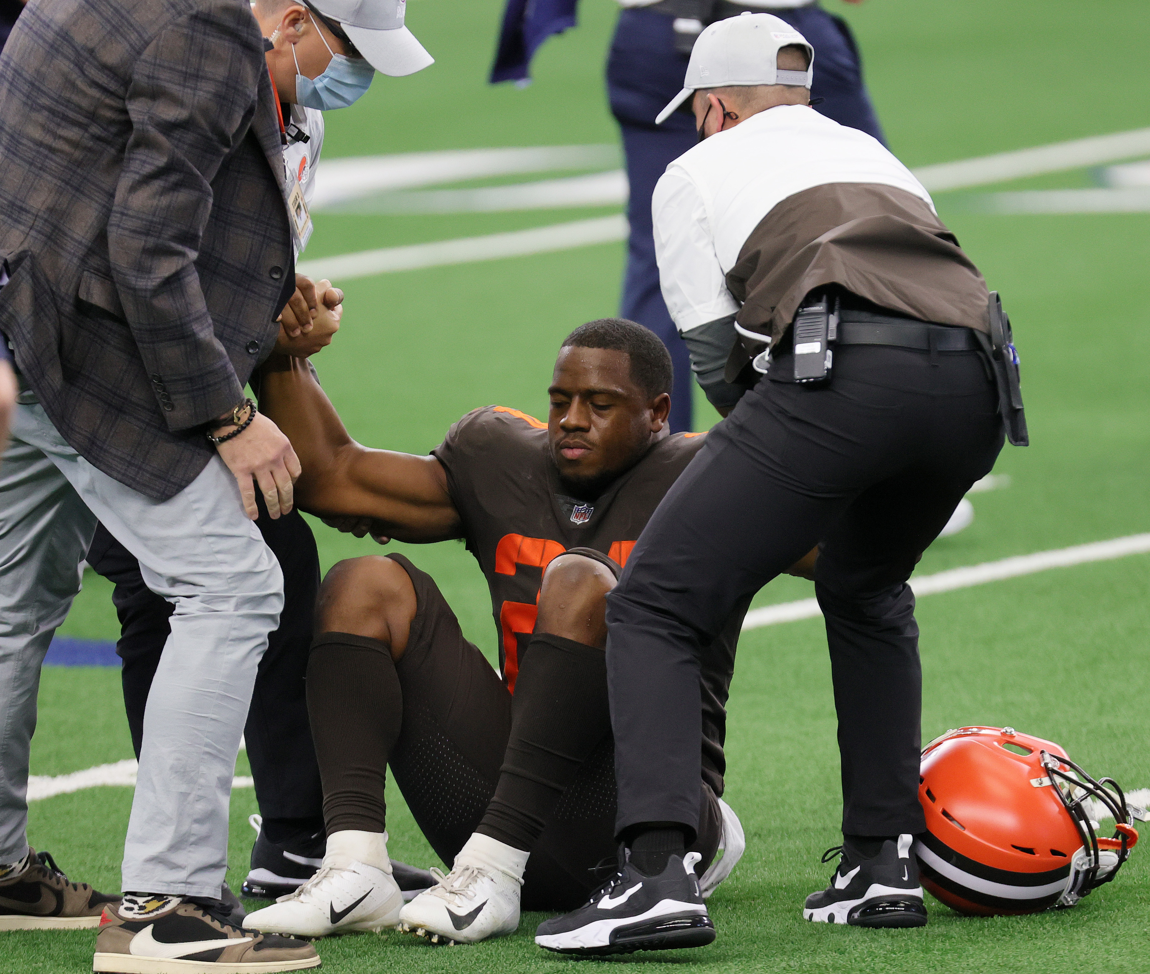 Cleveland Browns Nick Chubb injures knee against Dallas Cowboys ...