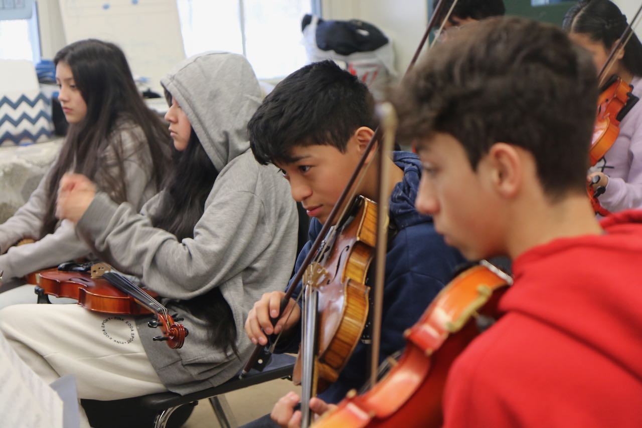 Staten Island music educator brings joy of strings instruments to ...