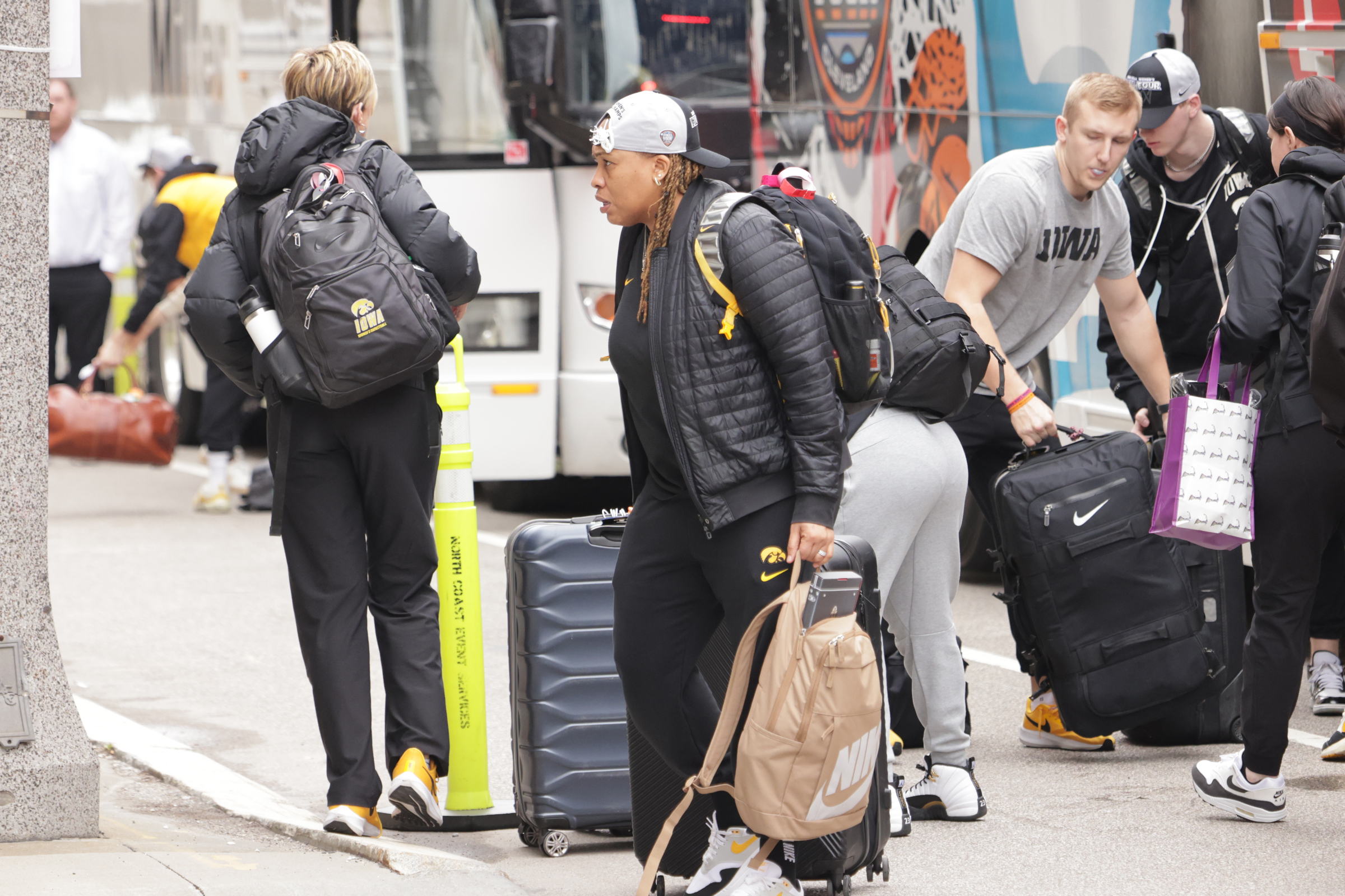 Iowa Hawkeyes women's team arrives in Cleveland - cleveland.com