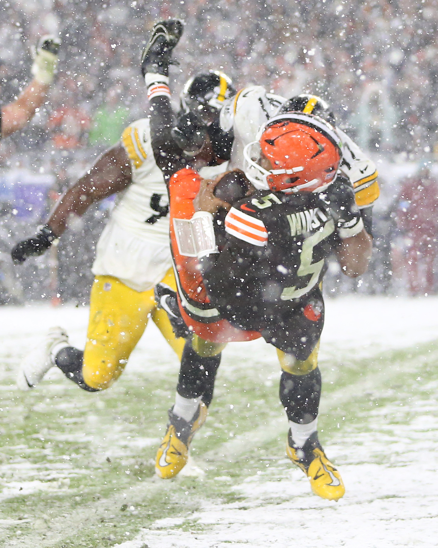 Cleveland Browns quarterback Jameis Winston vs. the Pittsburgh Steelers ...