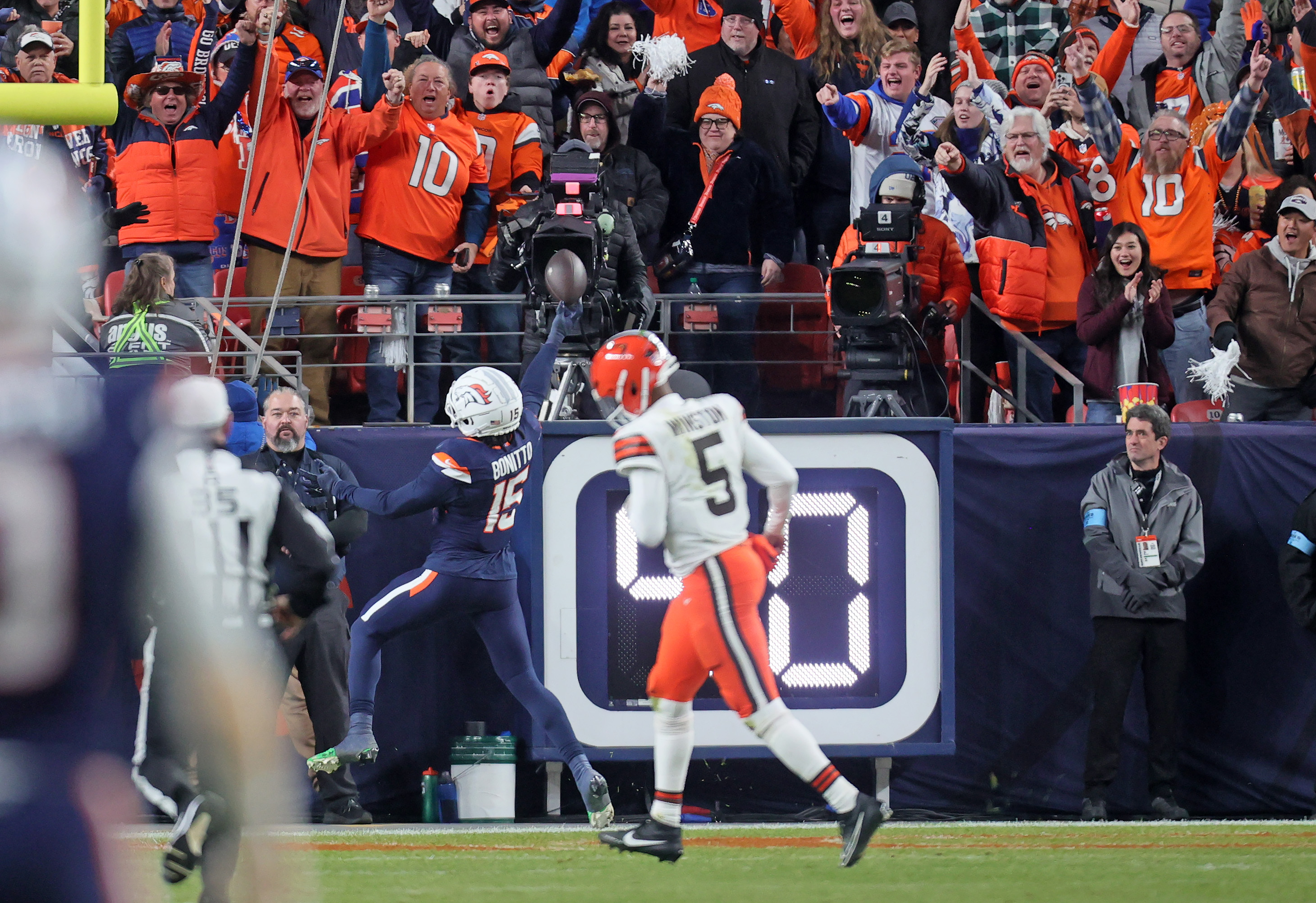 Cleveland Browns quarterback Jameis Winston vs. Denver Broncos ...