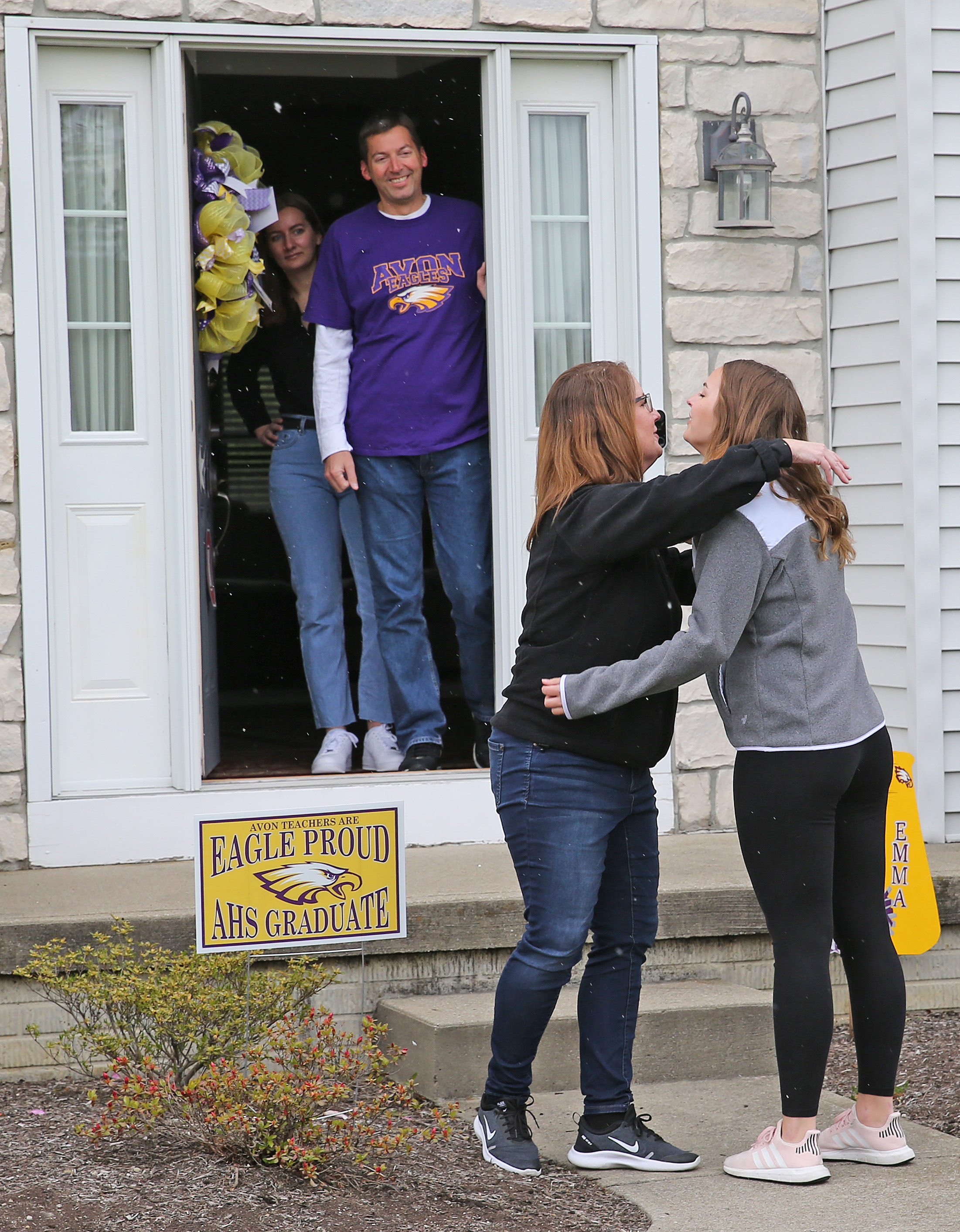 Avon High School uses school buses to deliver senior graduation signs ...
