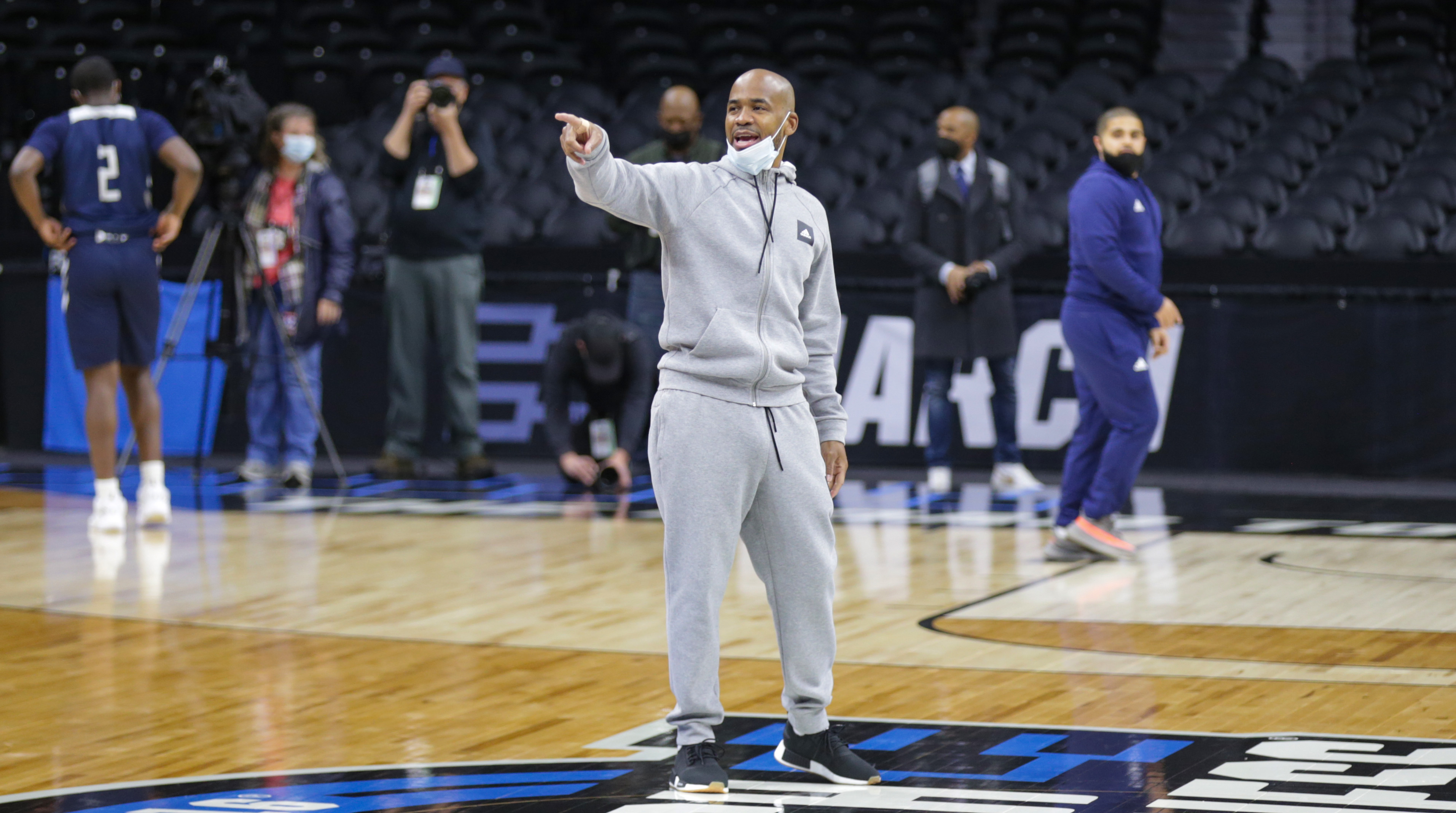 Saint Peter's practice in Philadelphia before Sweet 16 game vs. Purdue ...