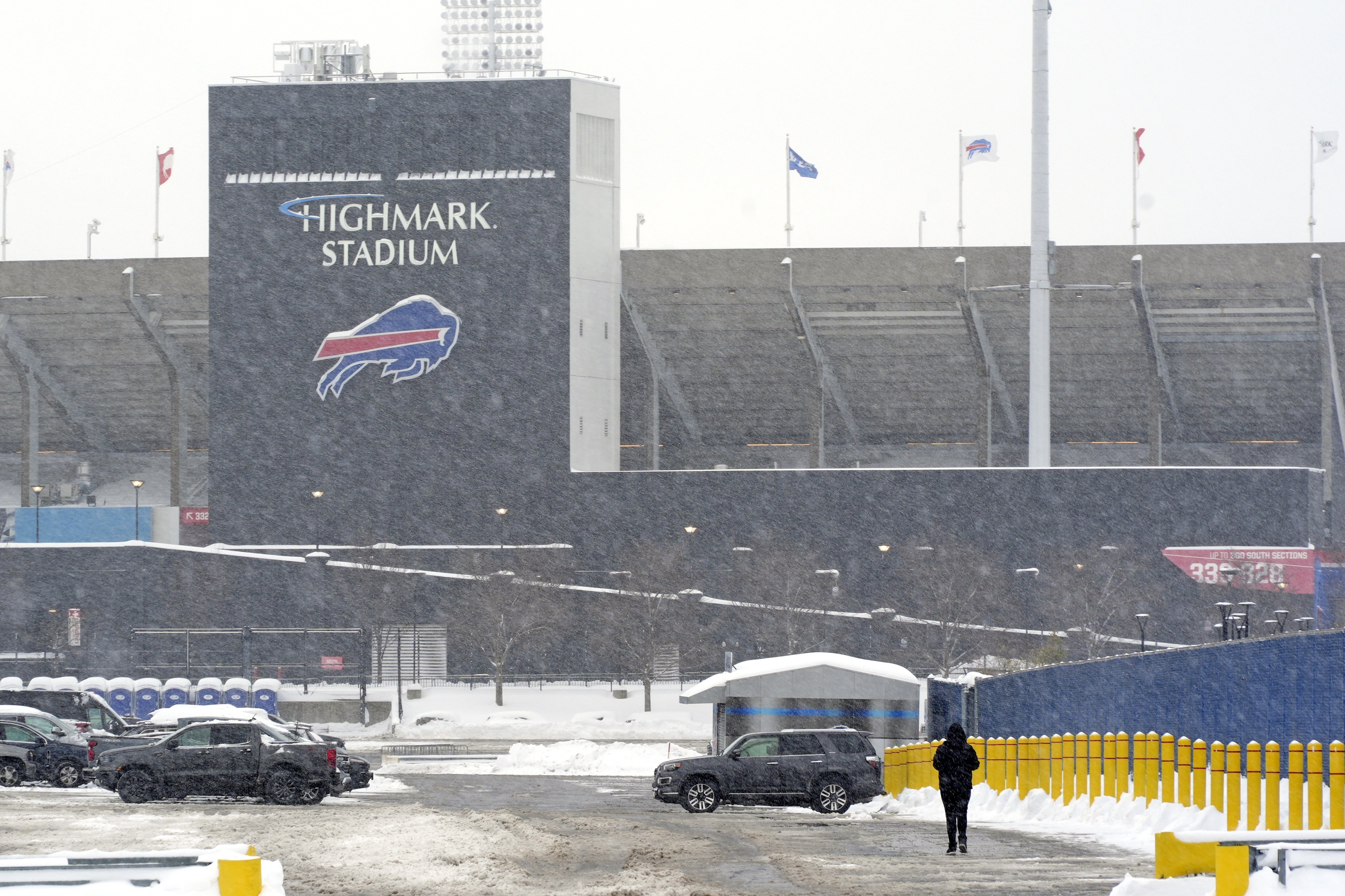 Crews clear out snow before Buffalo Bills take on San Francisco 49ers ...