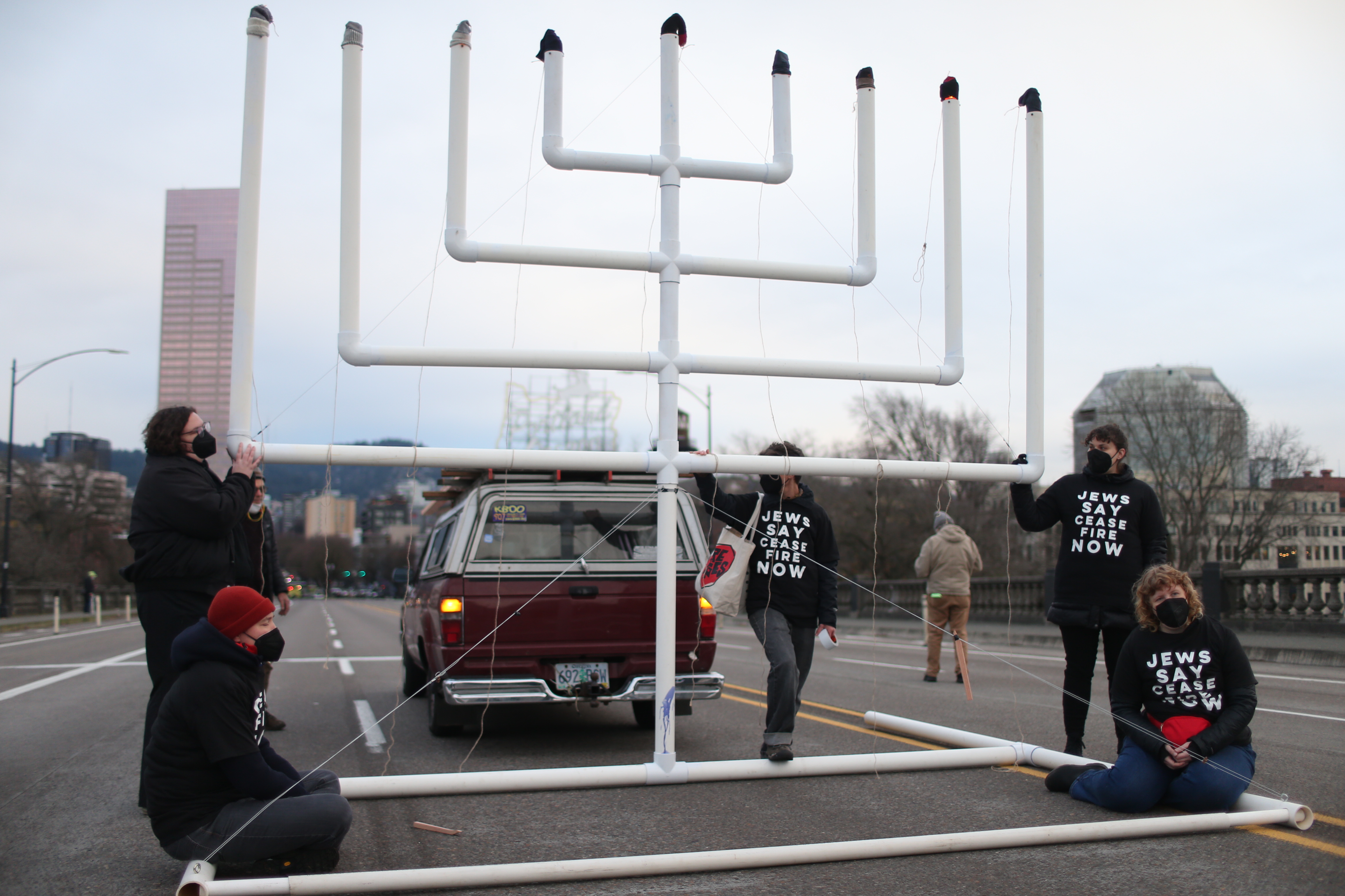 Jewish Voices for Peace gather on Burnside Bridge to demand a ceasefire ...