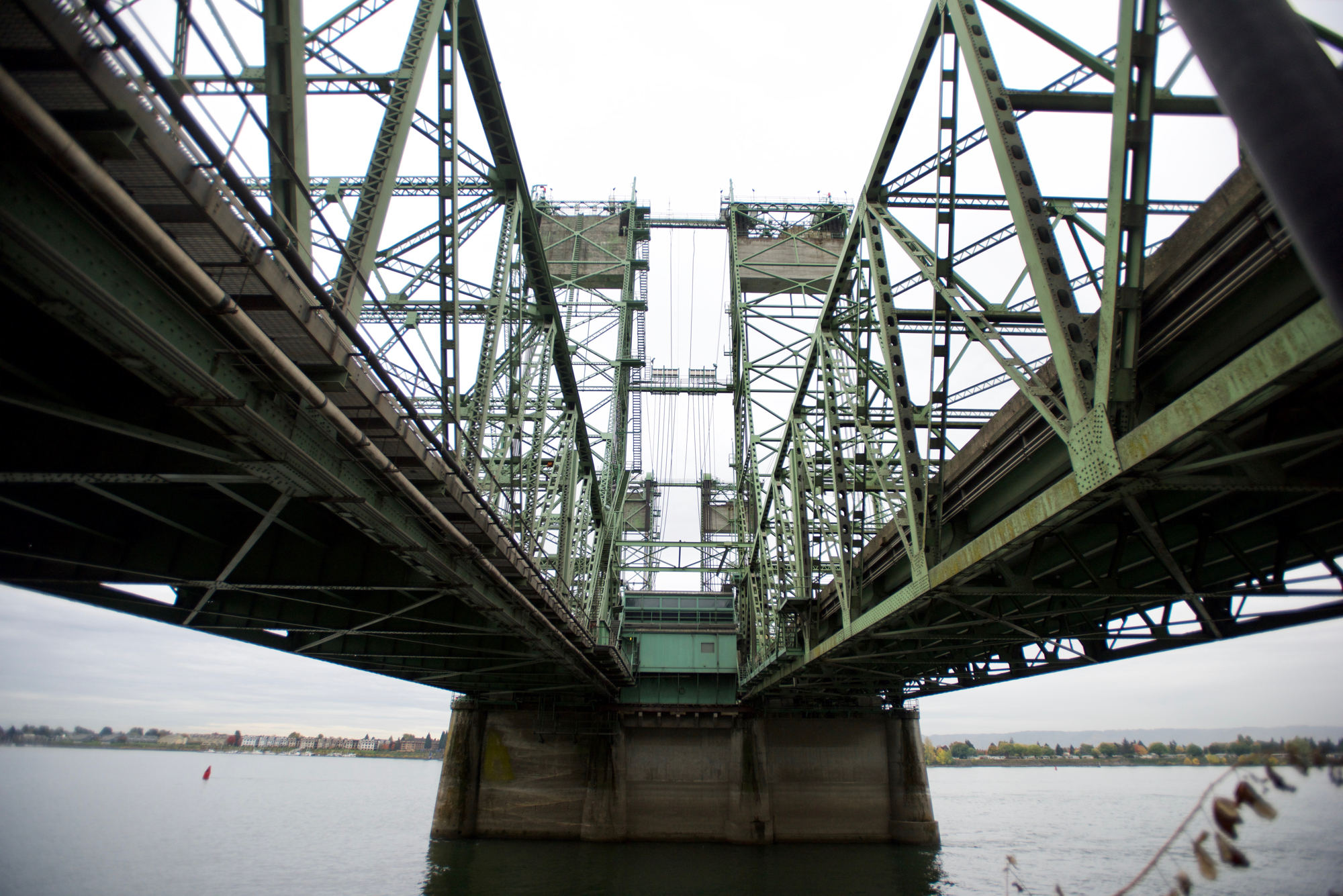 An up-close look at the aging 100-year-old Interstate 5 bridge ...