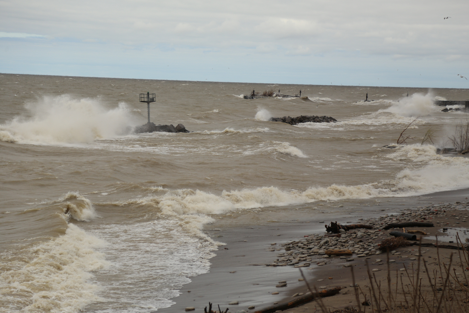 High winds along the Lake Erie shoreline in Northeast Ohio - cleveland.com