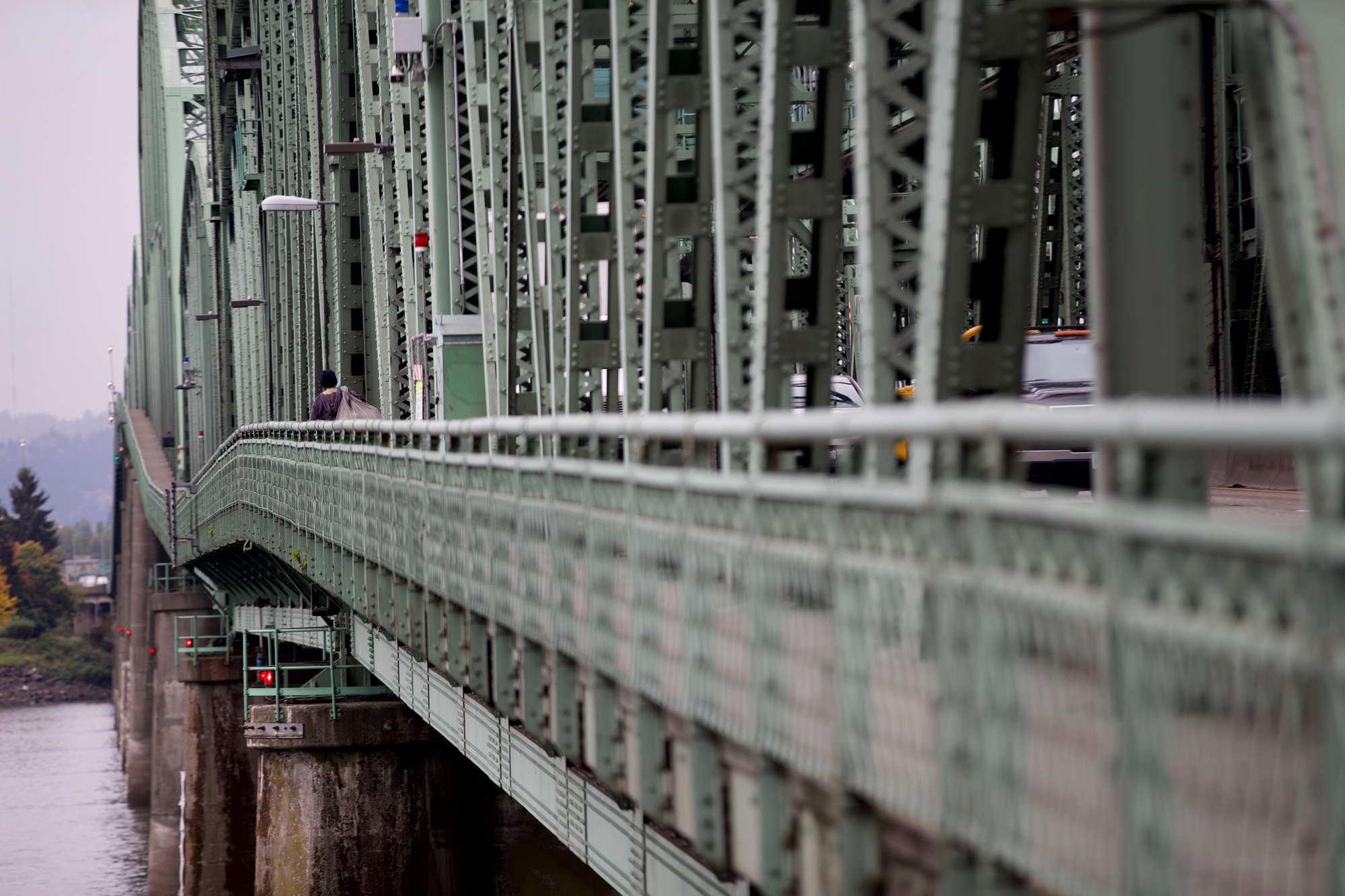An up-close look at the aging 100-year-old Interstate 5 bridge ...