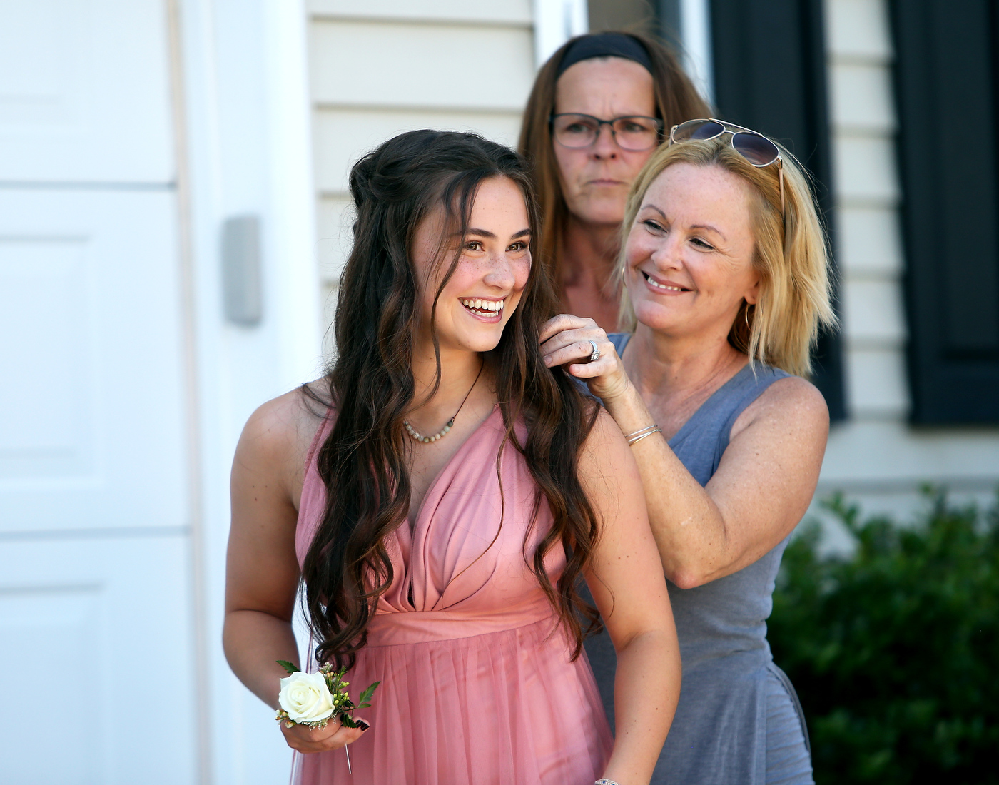 N.J. seniors receive a surprise 2-person prom, May 30, 2020 - nj.com