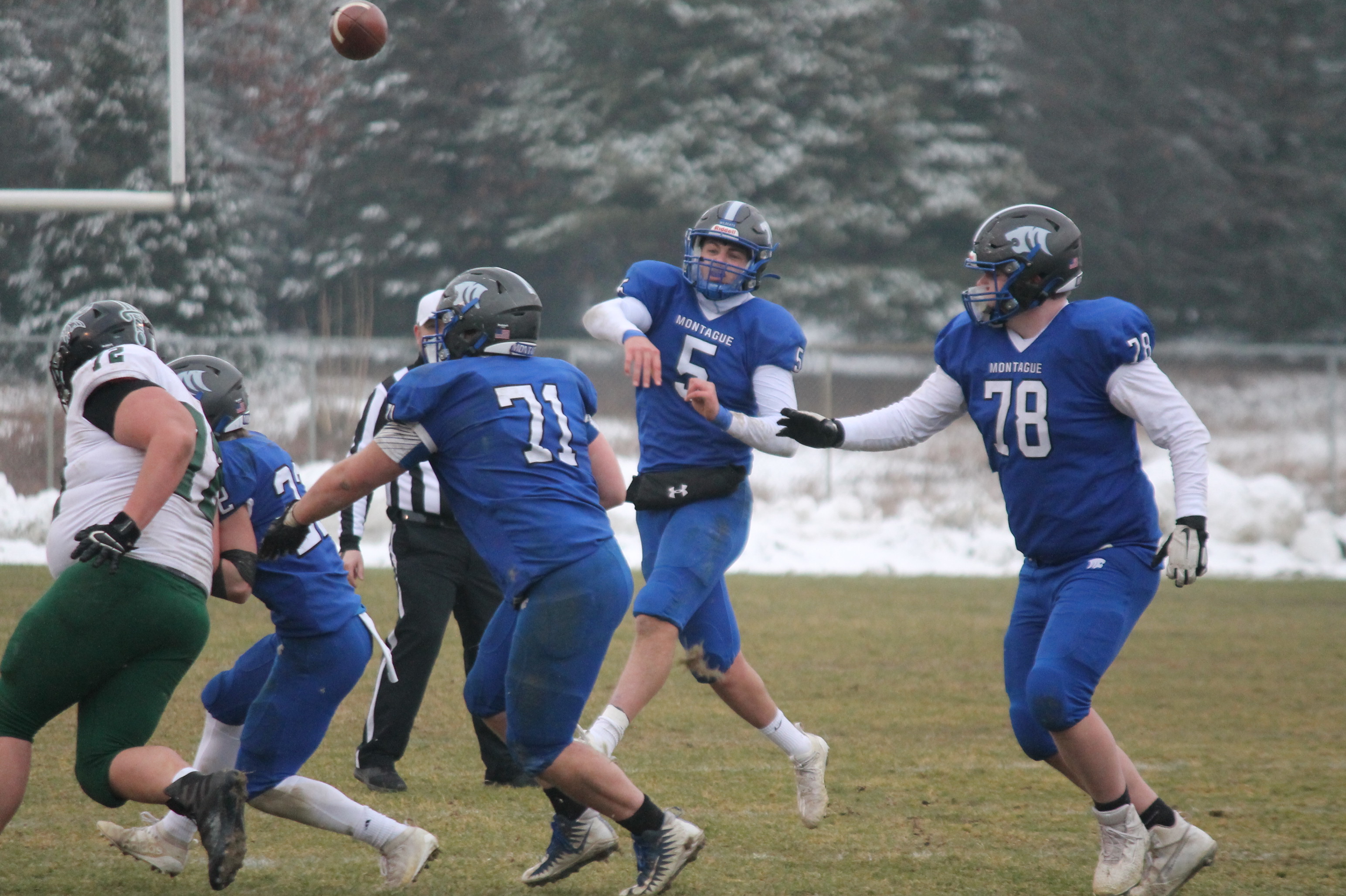 No. 1 Montague faces Grayling in Division 6 football semifinal - mlive.com