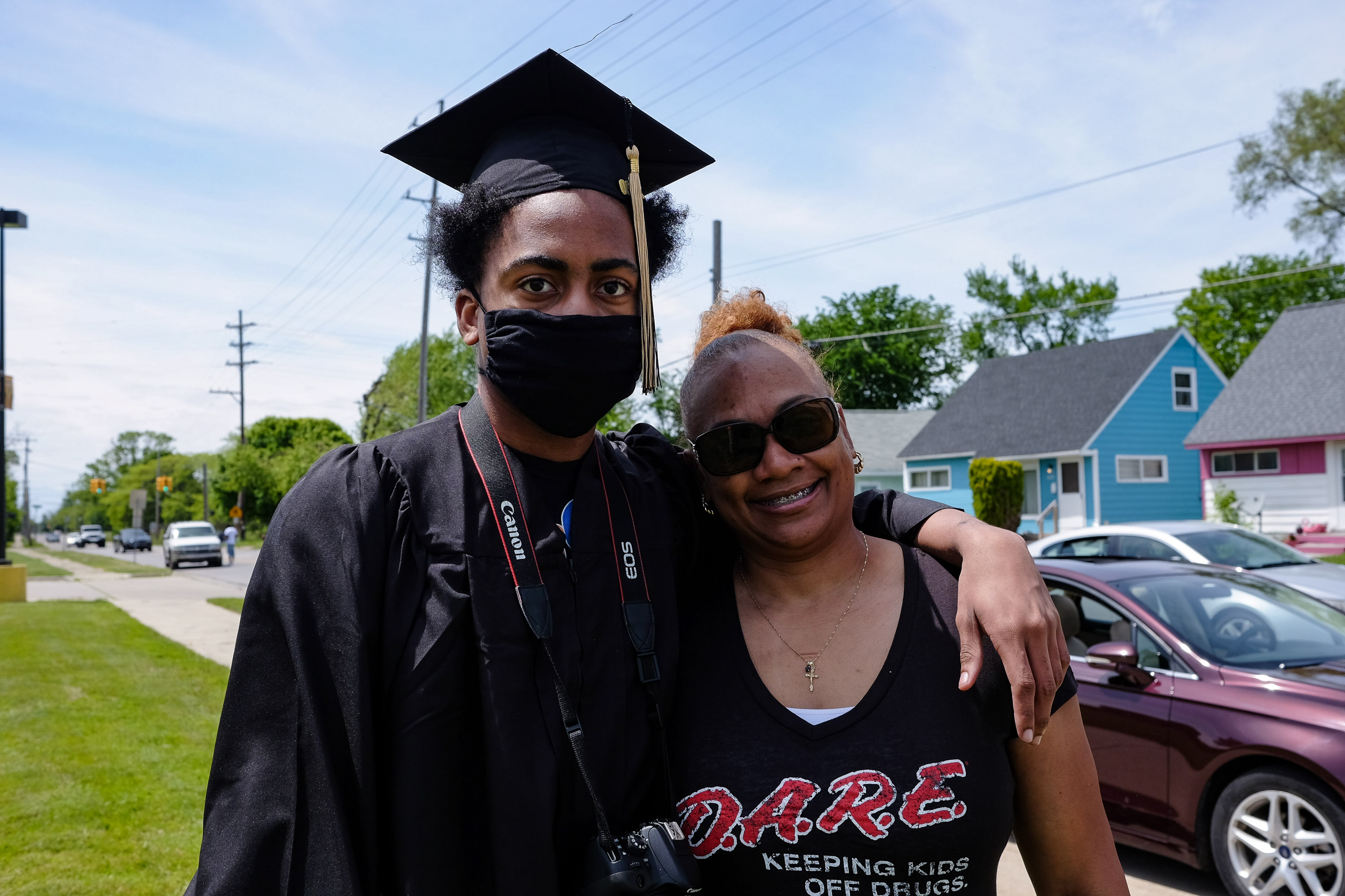 Saginaw seniors pick up caps and gowns, wait for commencement - mlive.com