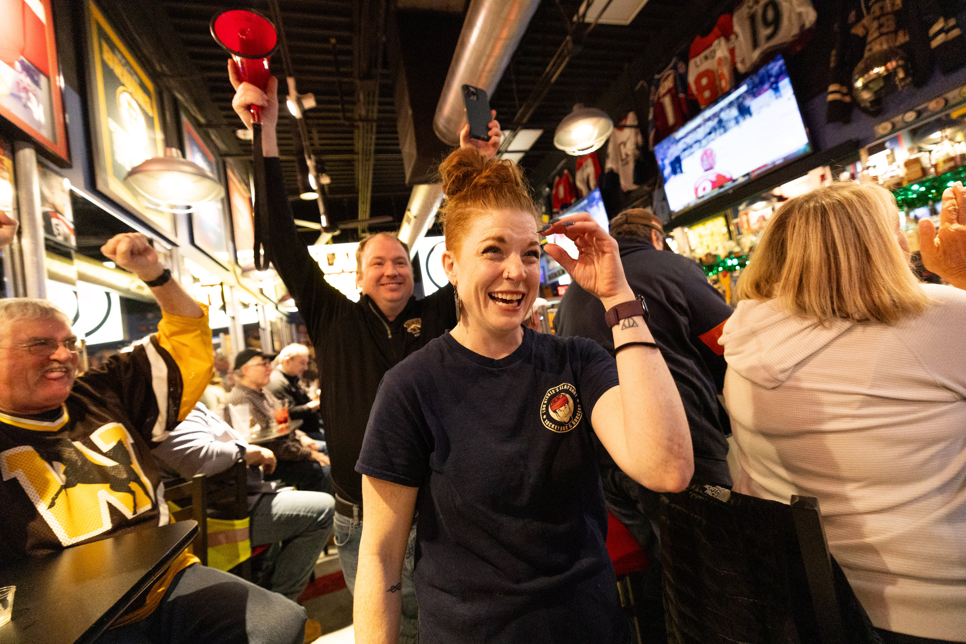 Western Michigan fans watch national championship at only hockey bar in ...