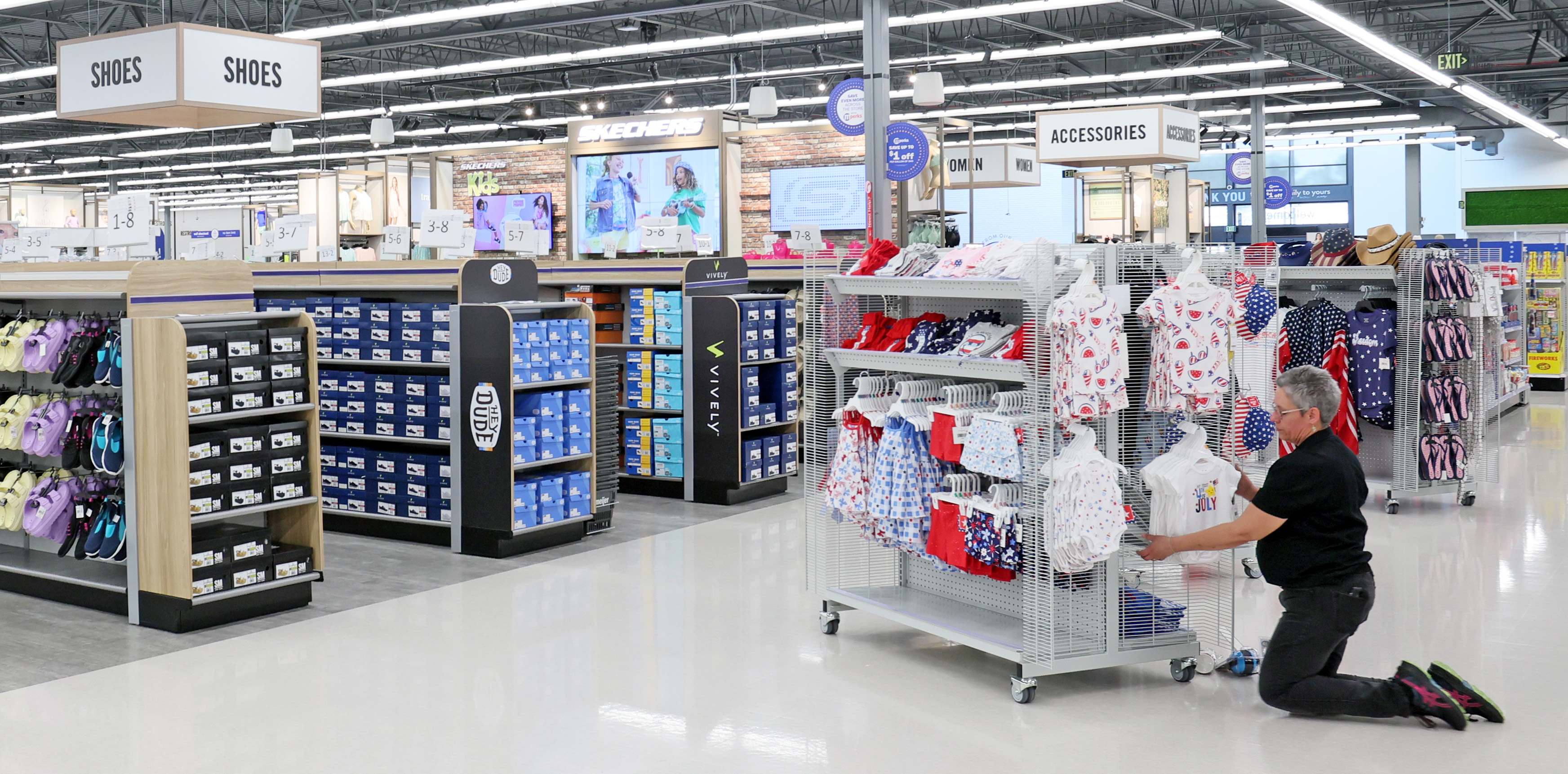 A tour through Meijers new supercenter store in Richmond Heights that ...