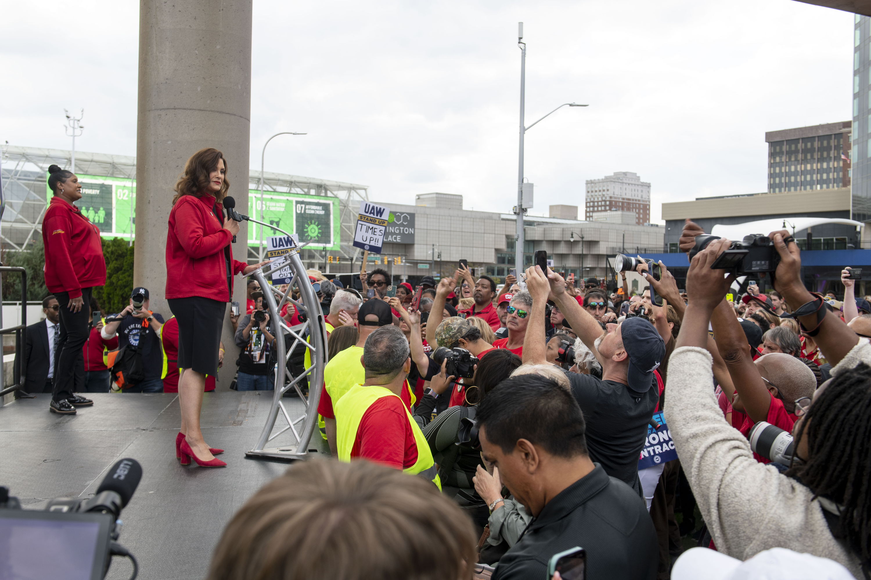Gov. Whitmer, Bernie Sanders speak in support of UAW at downtown ...