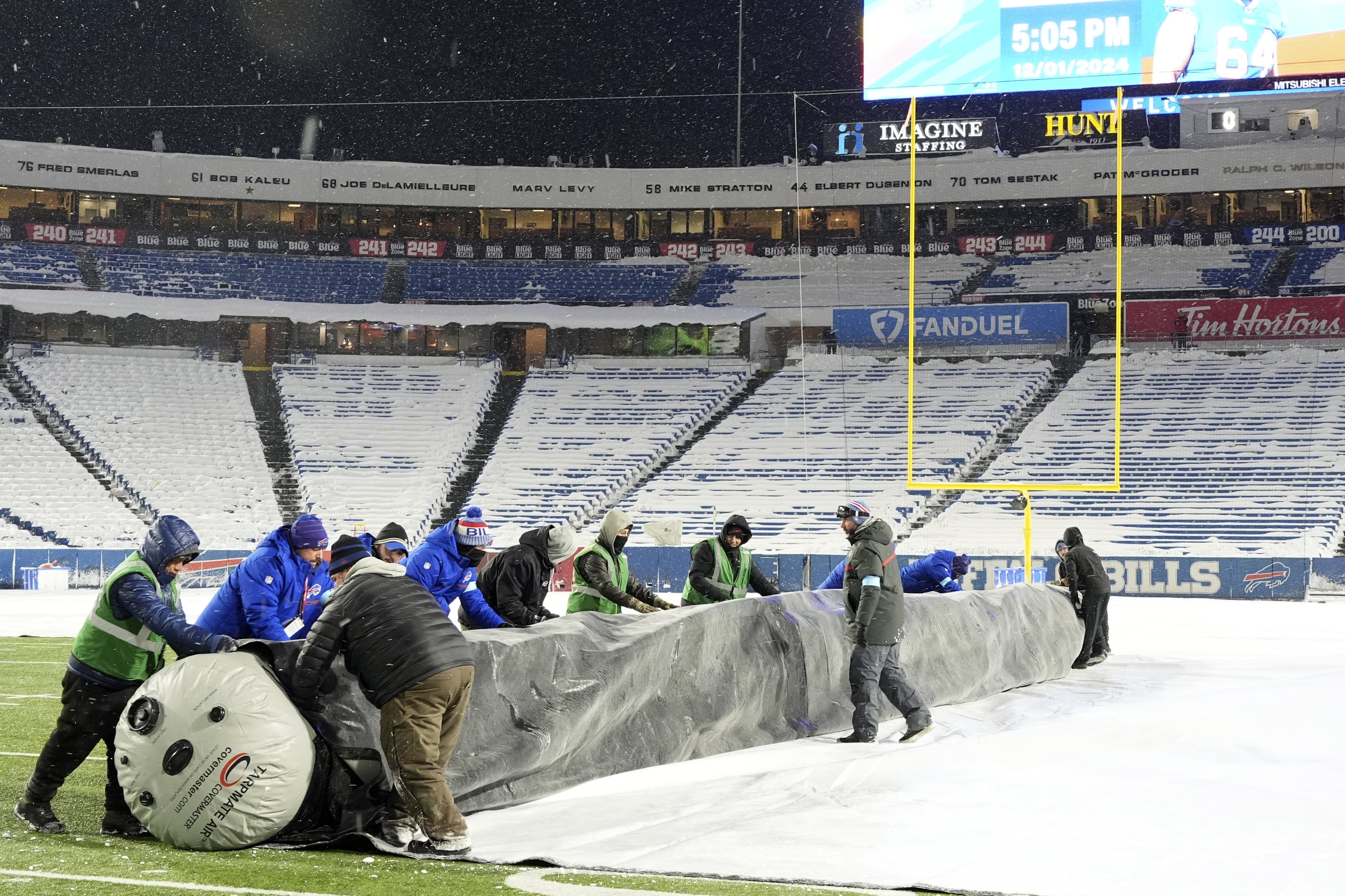 Crews clear out snow before Buffalo Bills take on San Francisco 49ers ...