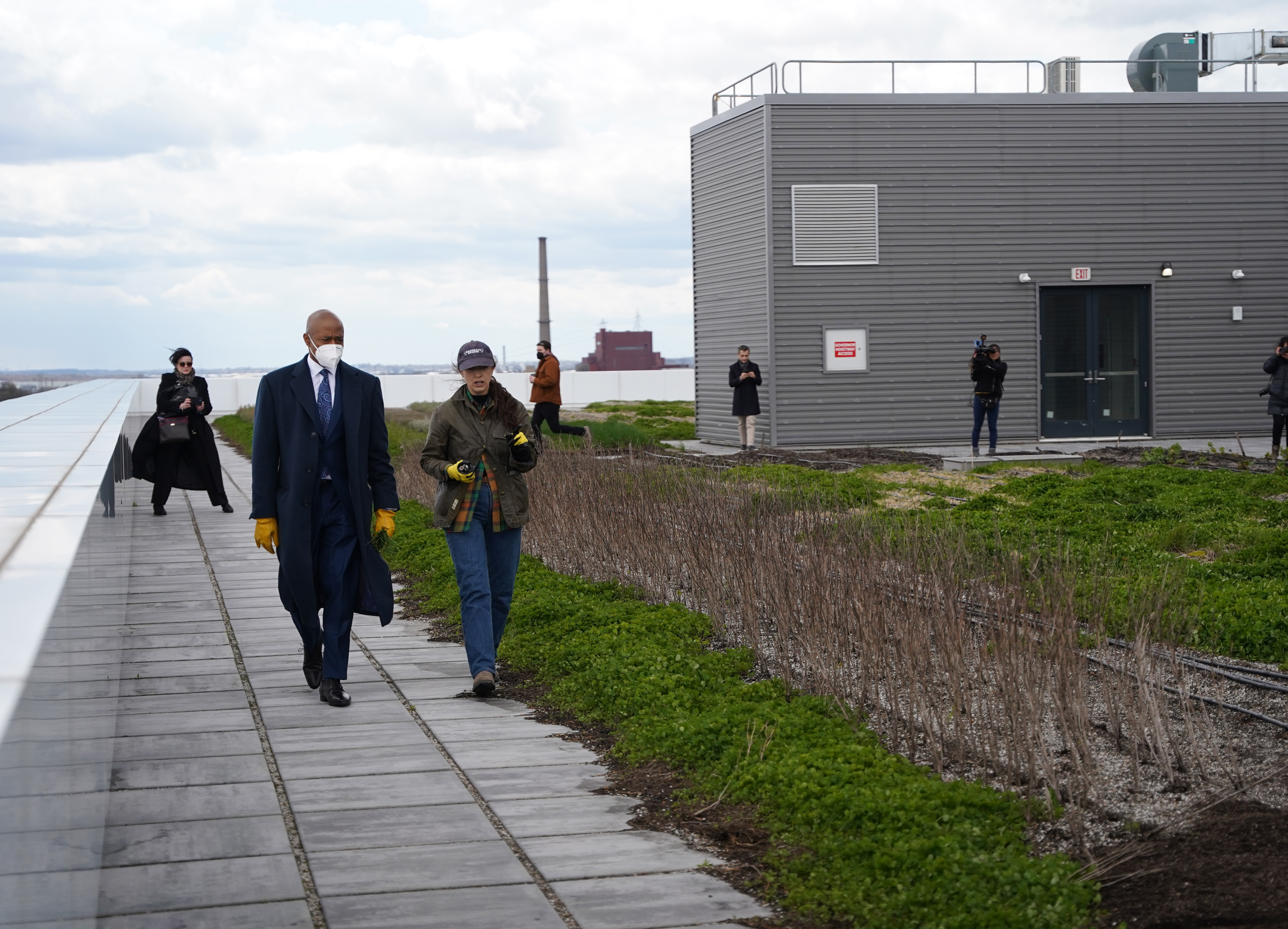 NYC Mayor Adams, DEP Commissioner open a Staten Island rooftop farm ...