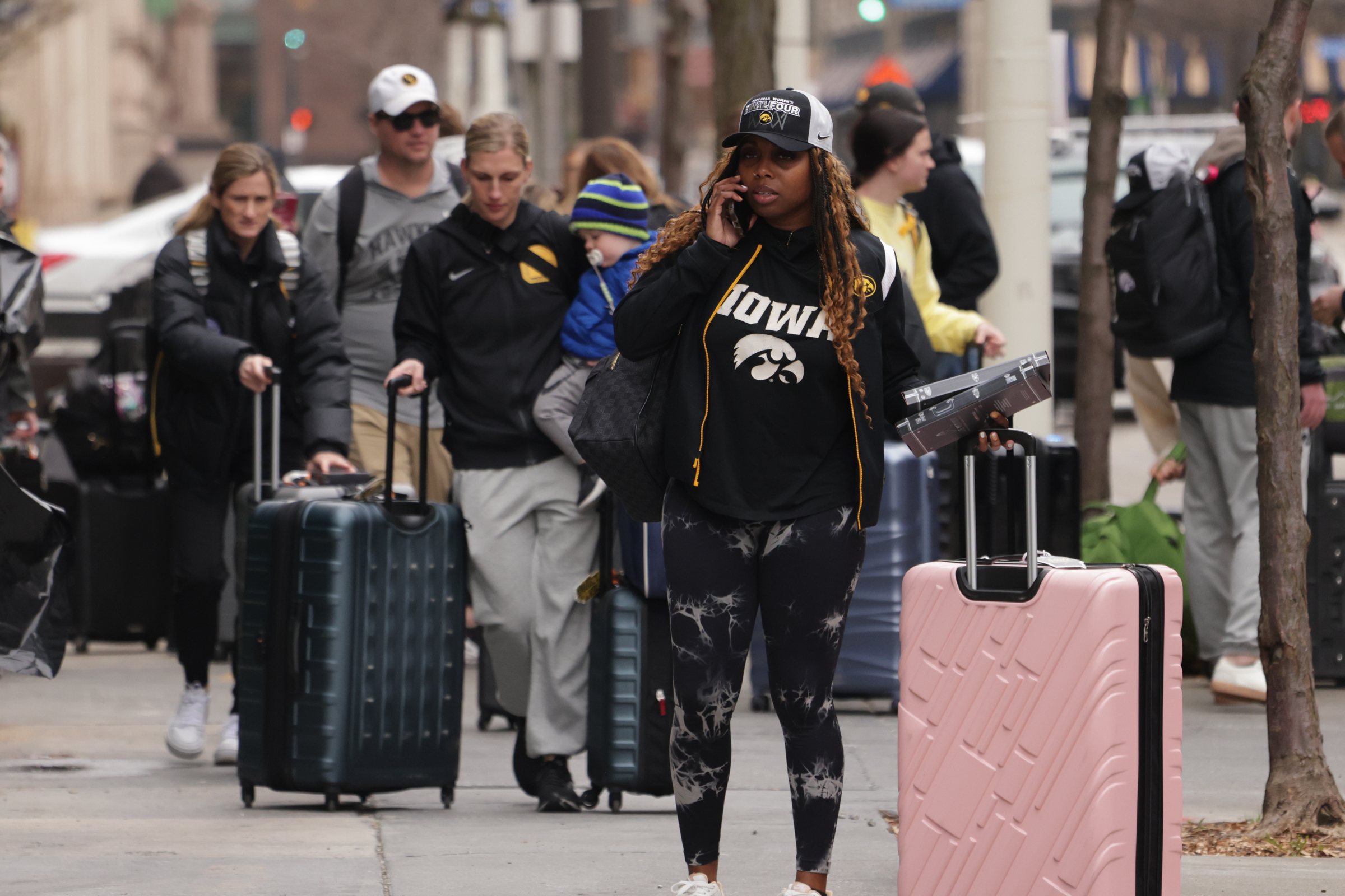 Iowa Hawkeyes women's team arrives in Cleveland - cleveland.com