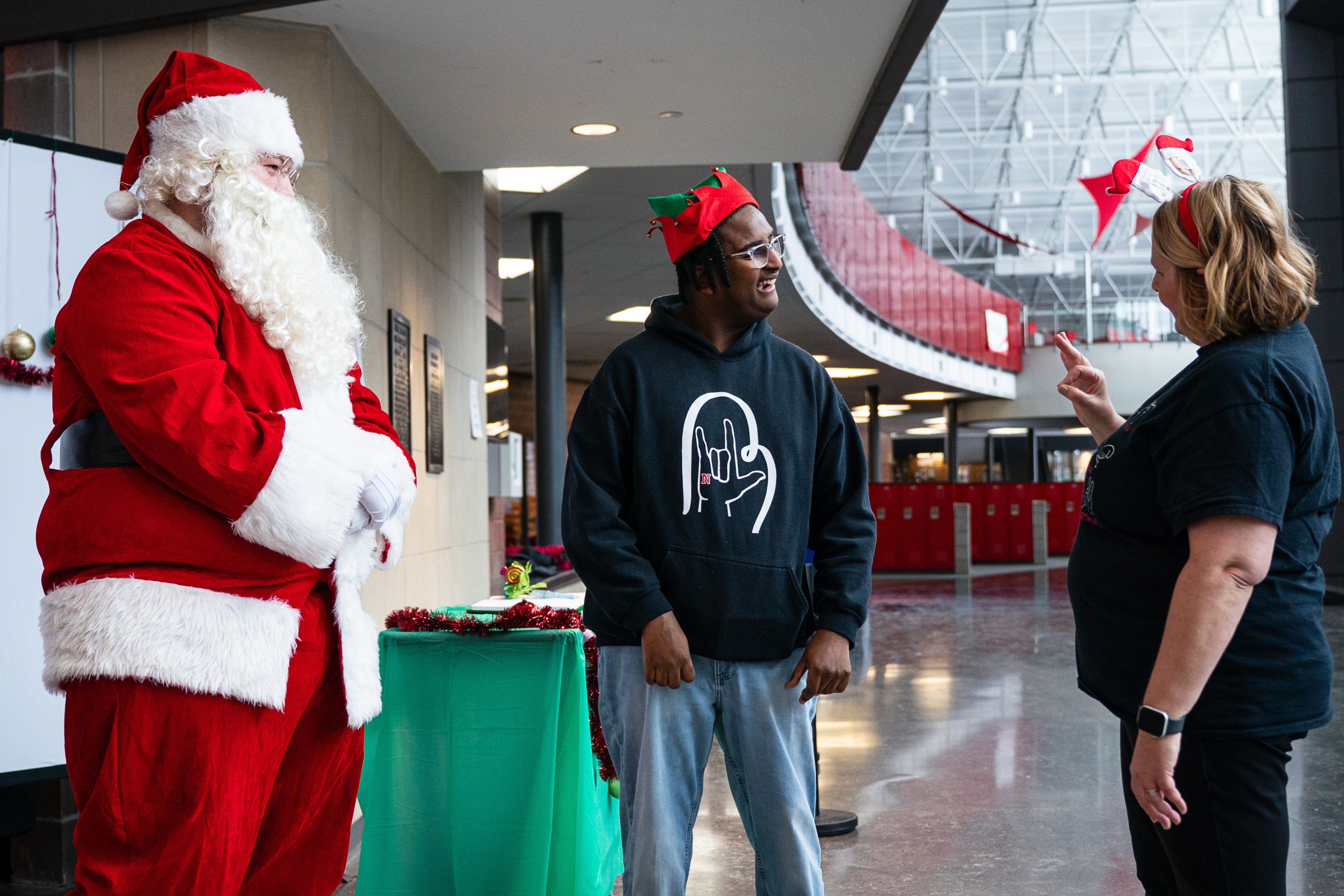 West Michigan's 'Signing Santa' brings the magic of Christmas to deaf ...