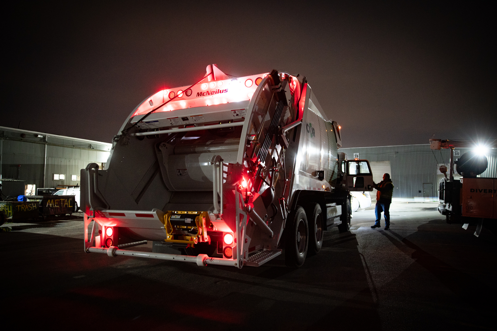 COR City of Roses Disposal and Recycling electric dump truck ...